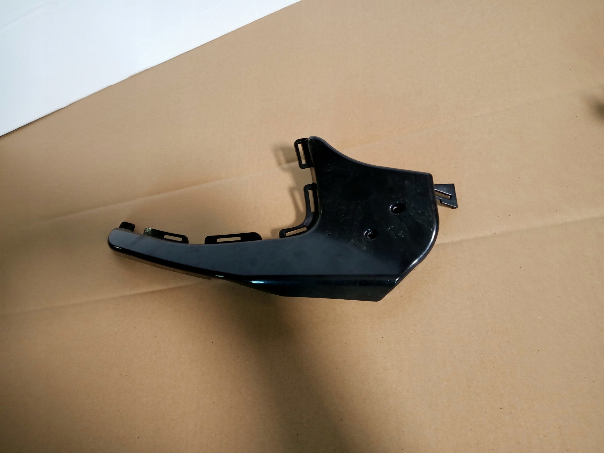 AUDI A6 C8 PRAWY ŚLIZG ZDERZAKA PRZÓD 4K0807098 za 60.00PLN z Drezdenko ...