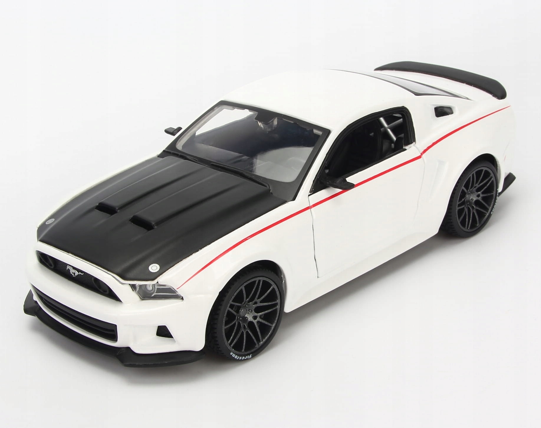 Ford Mustang Street Racer 2014 Maisto 1:24 Bílý Model auta 31506 Wh za ...
