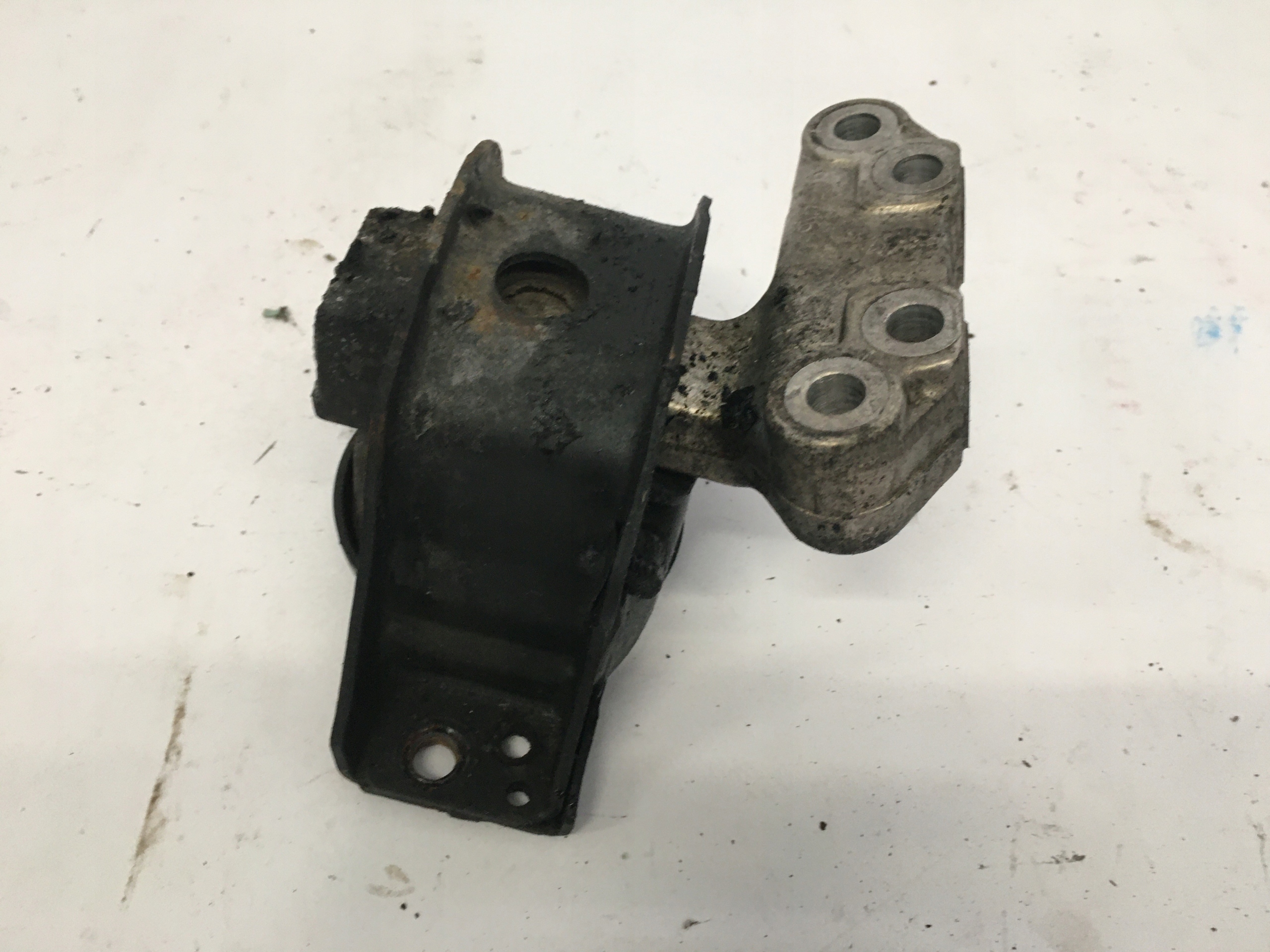 LABKA MOTORA PEUGEOT 208 12-19 1.6 VTI za 9,02 € - Allegro