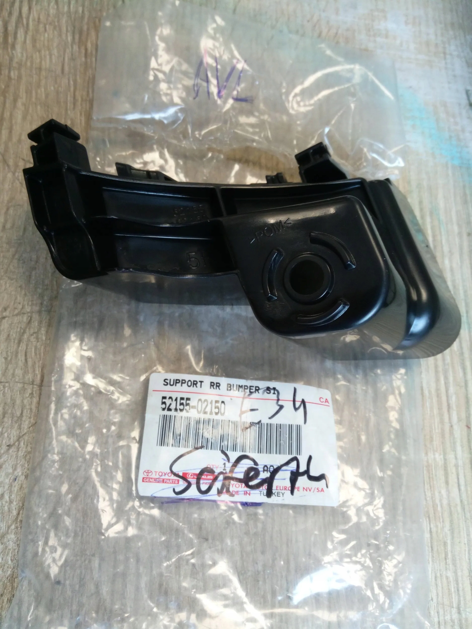 ŚLIZG WSPORNIK ZDERZAKA TOYOTA COROLLA E21 KOMBI TYŁ 52155-02150 • Cena ...