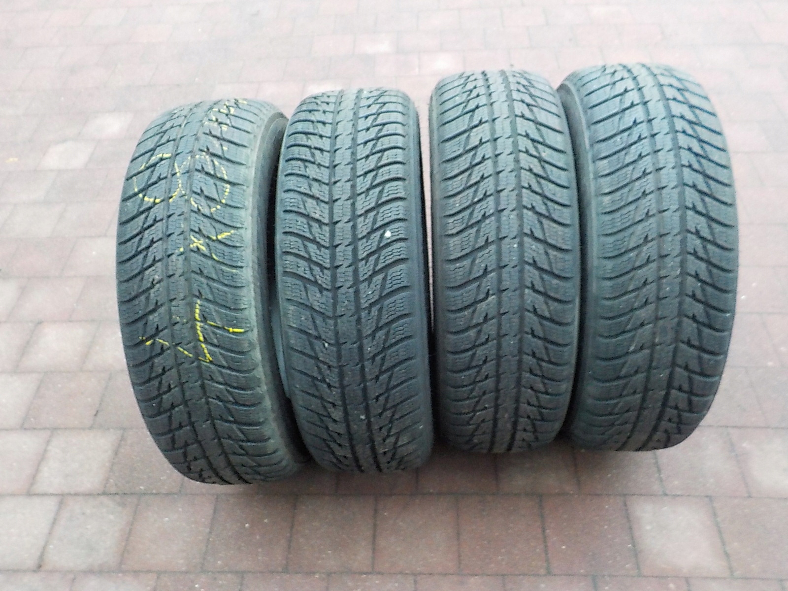OPONY 4x ZIMOWE NOKIAN WR SUV 3 215/70/16 100H 8mm JP za 750 zł z ... OPONY 4x ZIMOWE NOKIAN WR SUV 3 215/70/16 100H 8mm JP za 750 zł z ...
