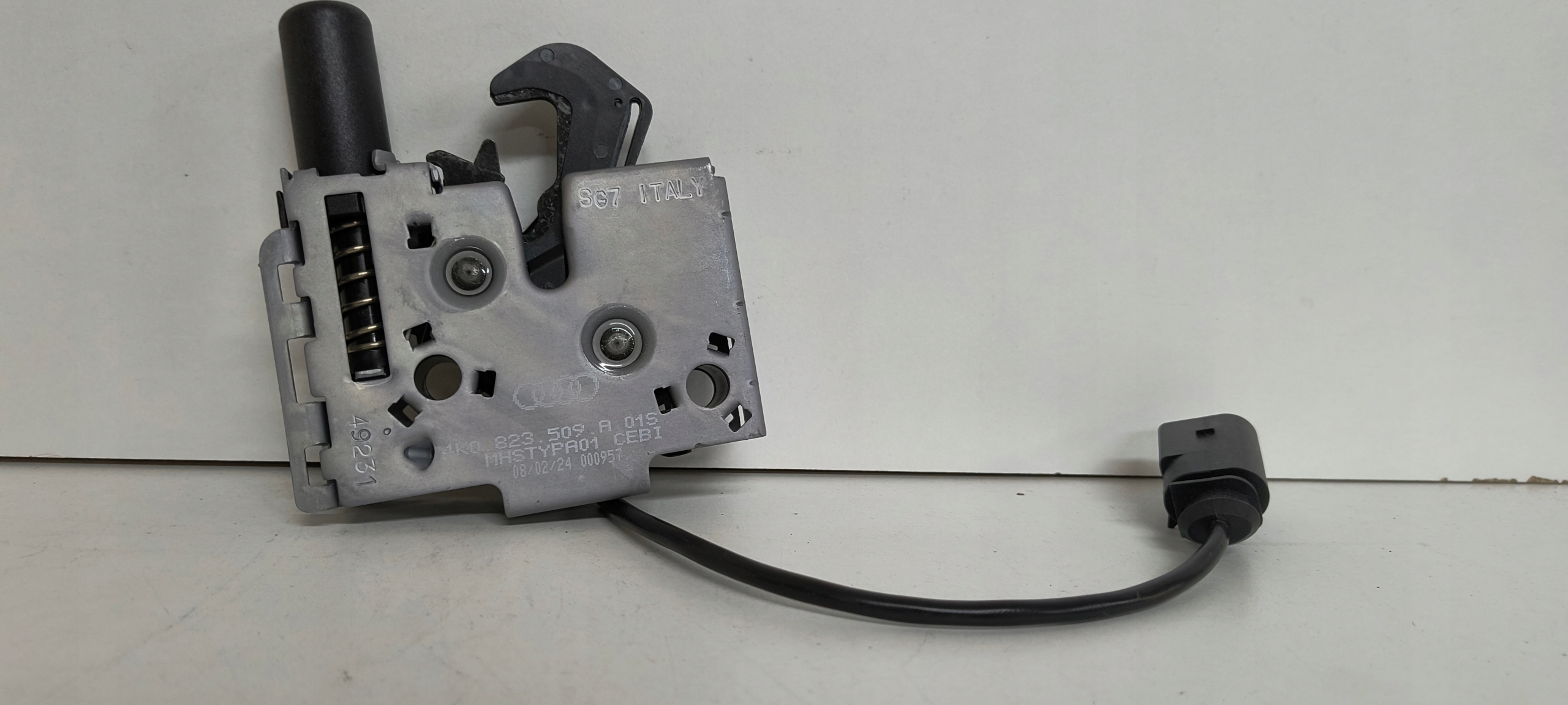 ZAMEK MASKI AUDI A6 S6 4K0 A7 S7 VOLKSWAGEN GOLF VIII 4K0823509A ...