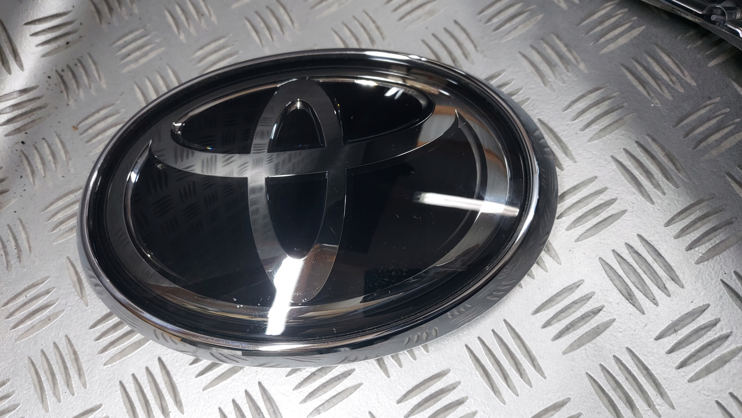 ZNACZEK LOGO EMBLEMAT TOYOTA HILUX POD RADAR 17 18 za 950.00PLN z ...