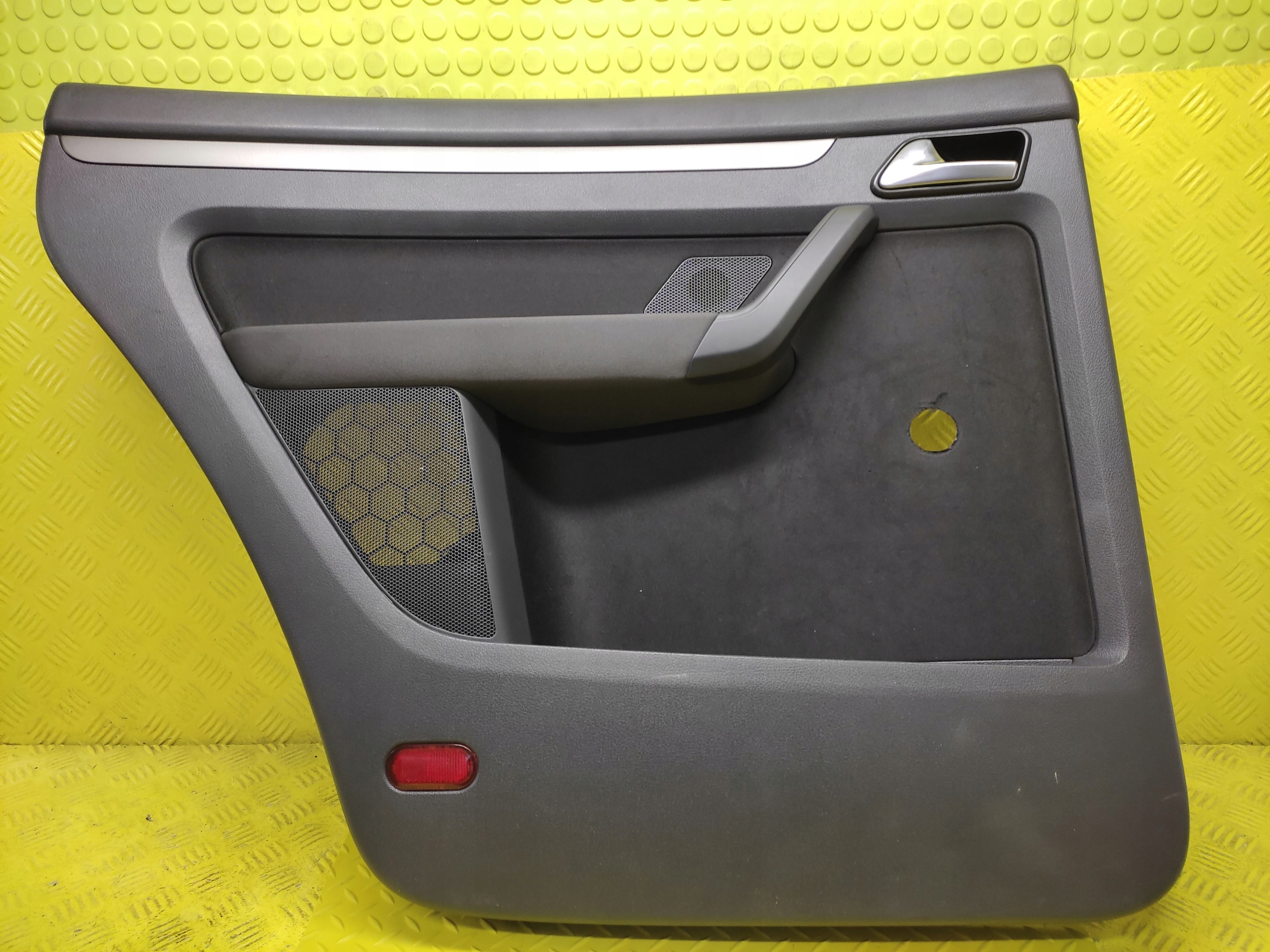 VW TOURAN TAPICERKA BOCZEK DRZWI LEWY TYŁ TAPICERKA za 50 zł z Jasło ... VW TOURAN TAPICERKA BOCZEK DRZWI LEWY TYŁ TAPICERKA za 50 zł z Jasło ...