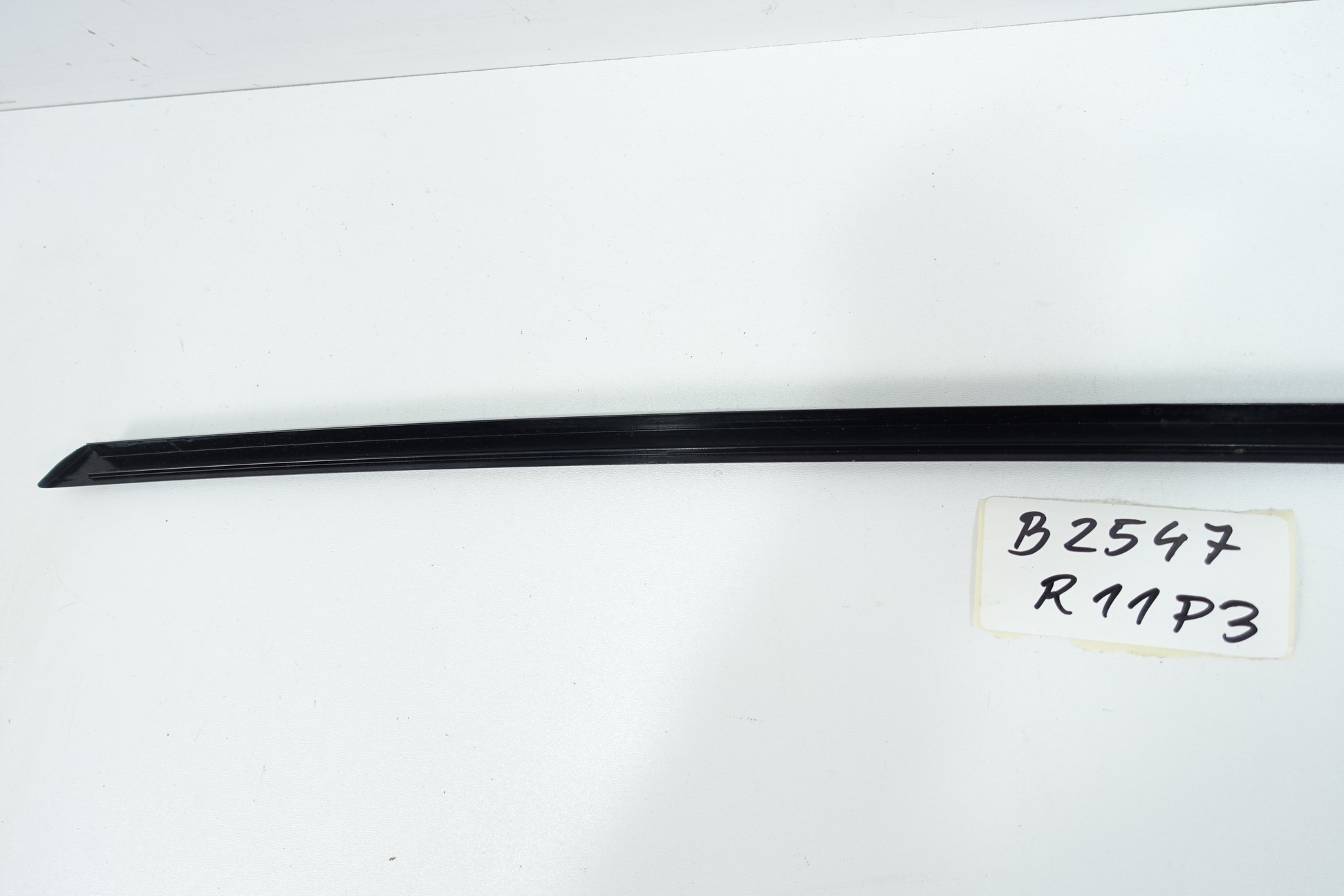 A2056900580 - Накладка ветрового стекла левая задняя MERCEDES C W205 ...