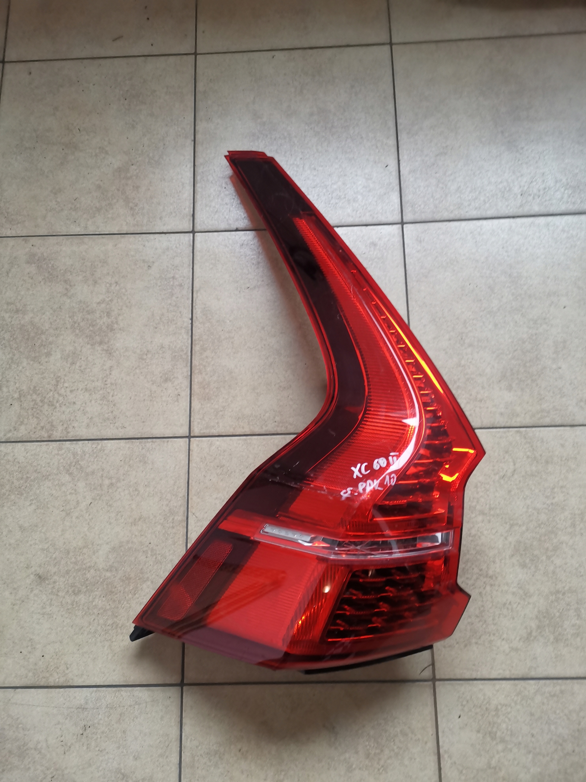 VOLVO XC60 II 2018 - LAMPA TYŁ TYLNA LEWA 32228914 0714770924250 za 260 ...