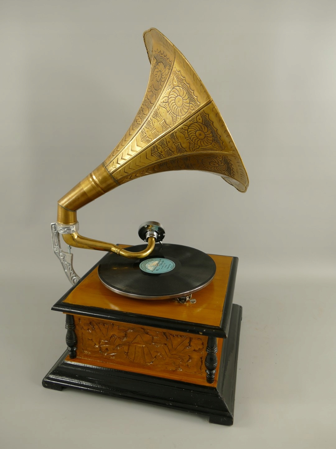 GRAMOFON - PATEFON - KWADRAT rzeźbiona TUBA DREWNIANA SKRZYNIA Nr.16 ...