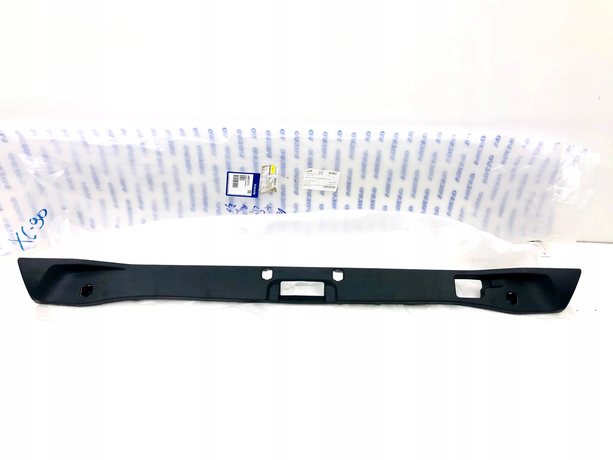 VOLVO XC90 LISTWA TYŁ W KLAPE ORYGINAŁ 39973770 za 139 zł z Stara Góra ...