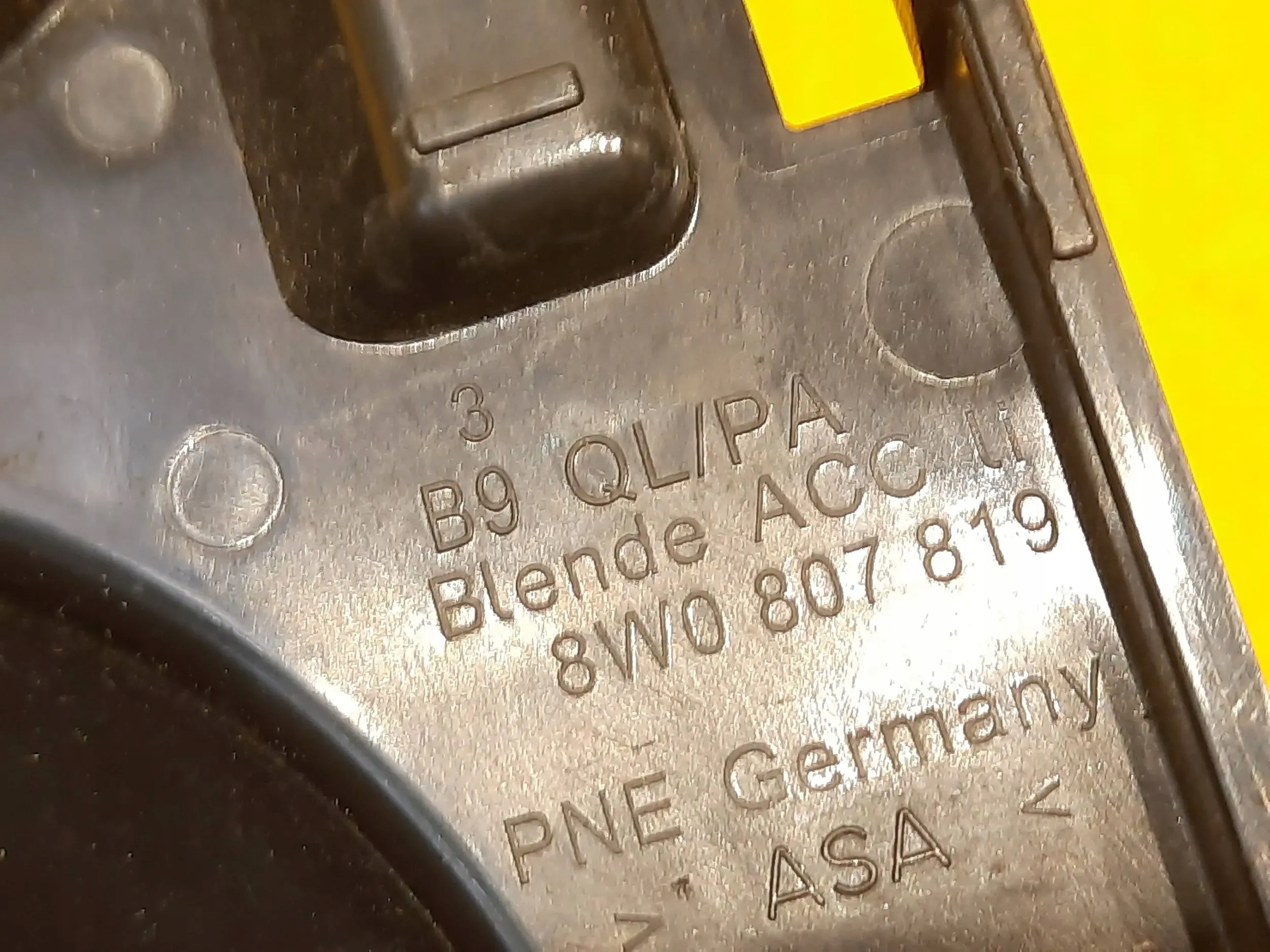 Audi A4 B9 8W ZAŚLEPKA RADARU 8W0807819 15r.- 8W0807819 za 50 zł z ...