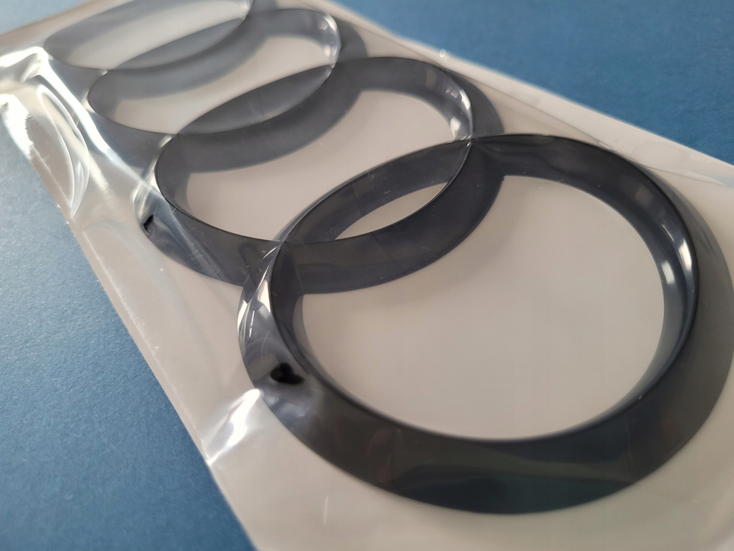 Pierscienie_do_audi_tył_black_glossy_202mm - Емблема для Audi чорний ...