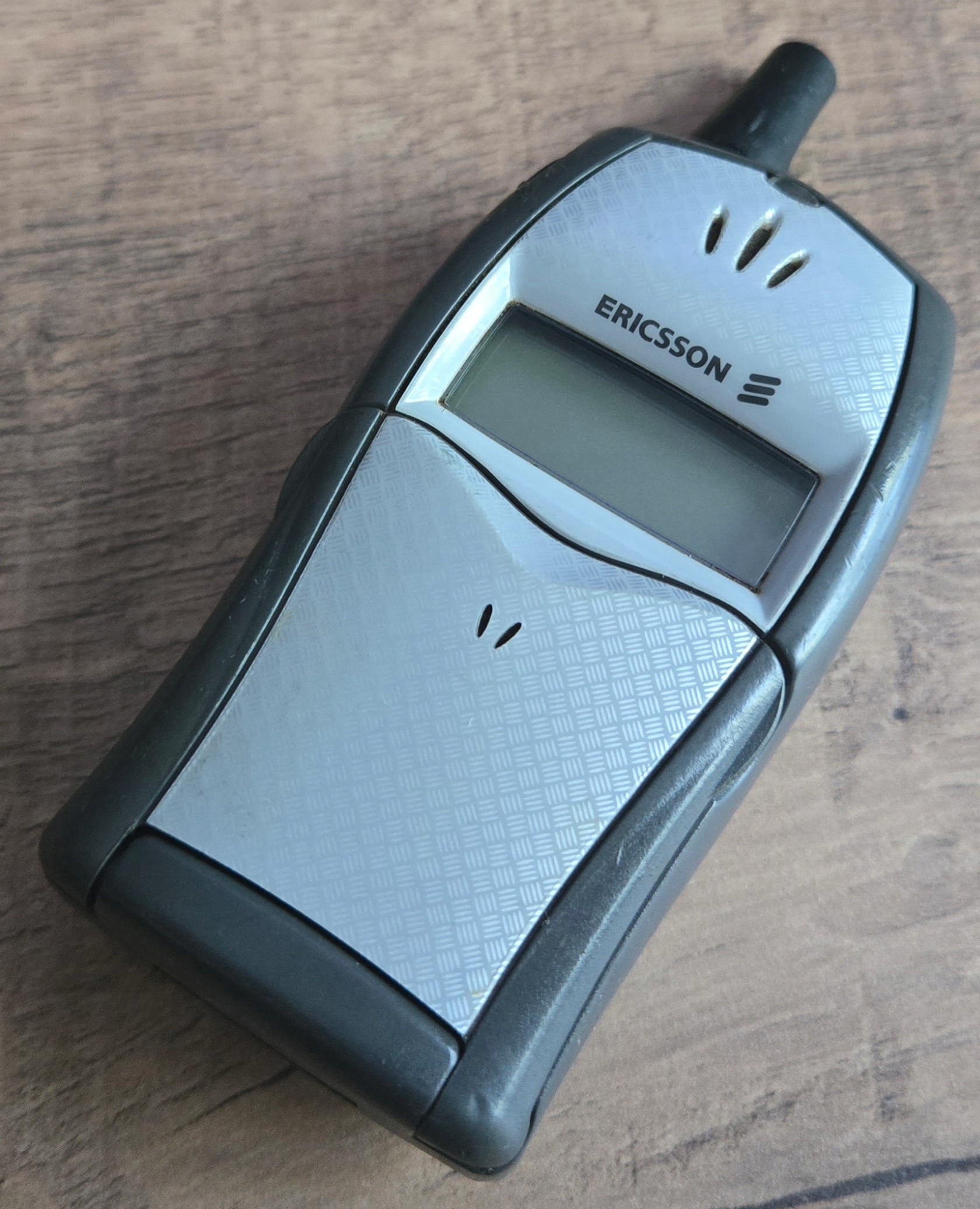Sony Ericsson Telefon T28 - Niska cena na Allegro