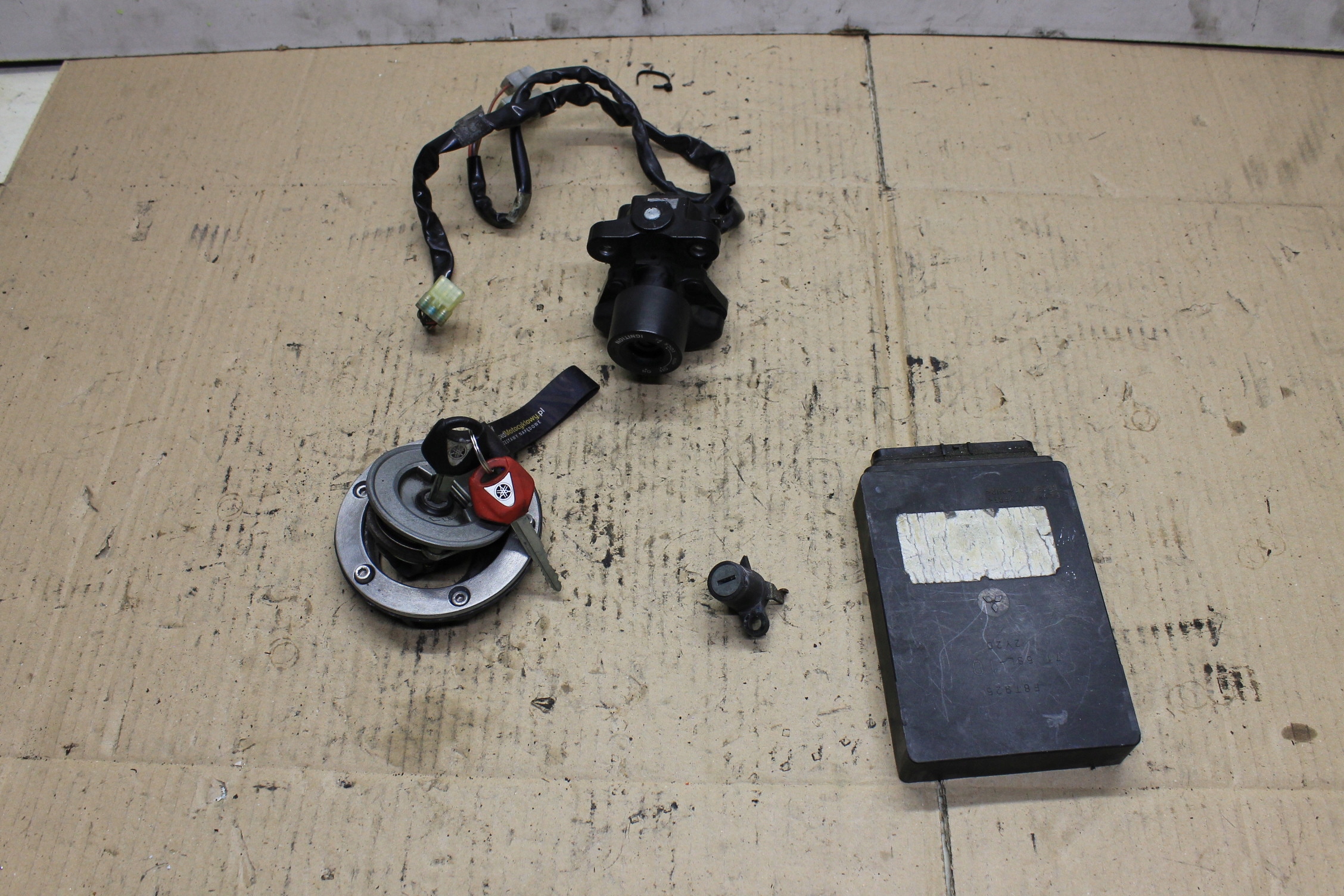 YAMAHA YZF-R6 RJ05 5SL 03-05 Stacyjka korek wlewu zamek moduł 2 klucze ...