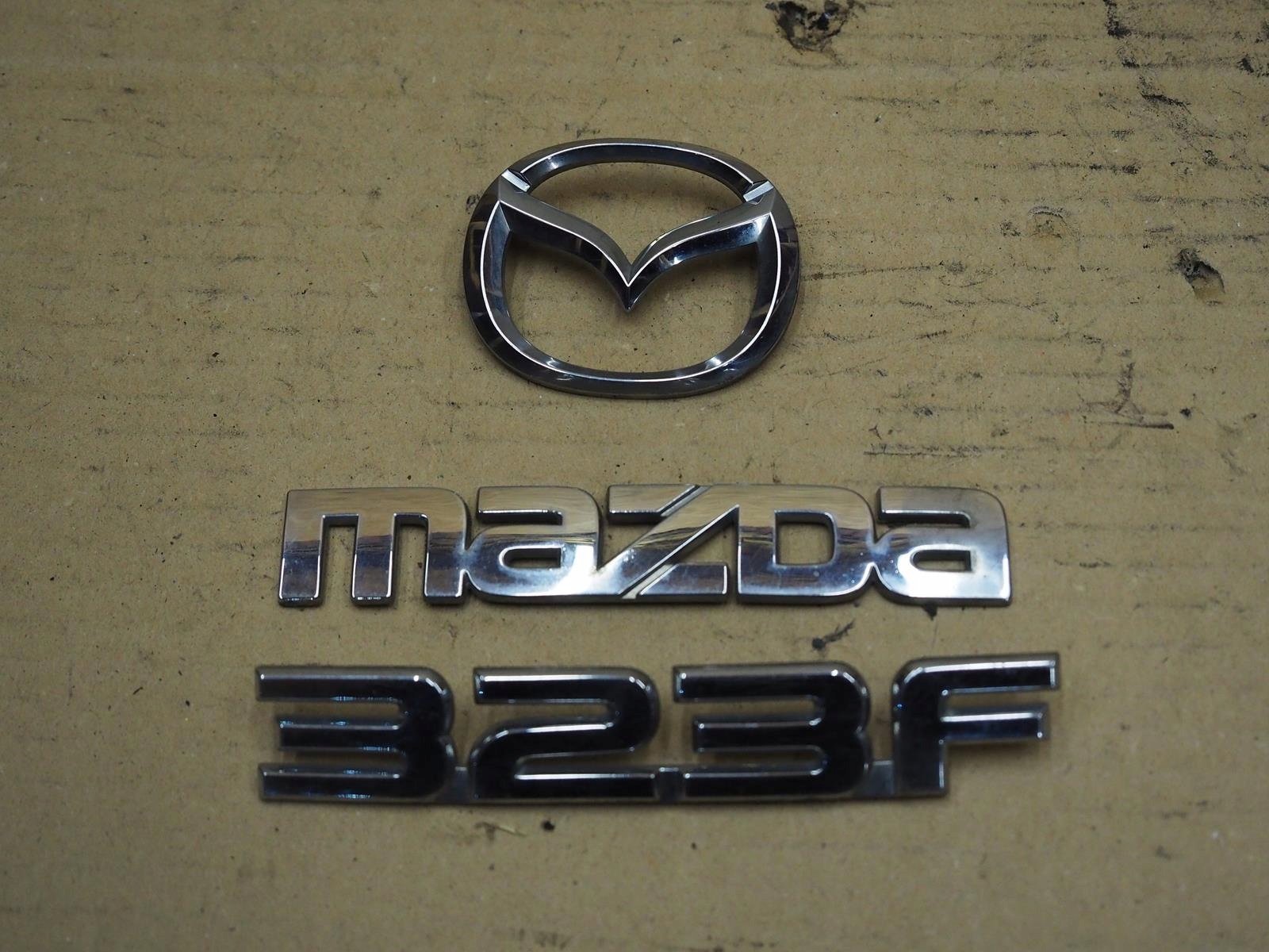 MAZDA 323F 323F BJ EMBLEMAT NAPIS TYŁ KLAPY za 49.00PLN z wińsko ...