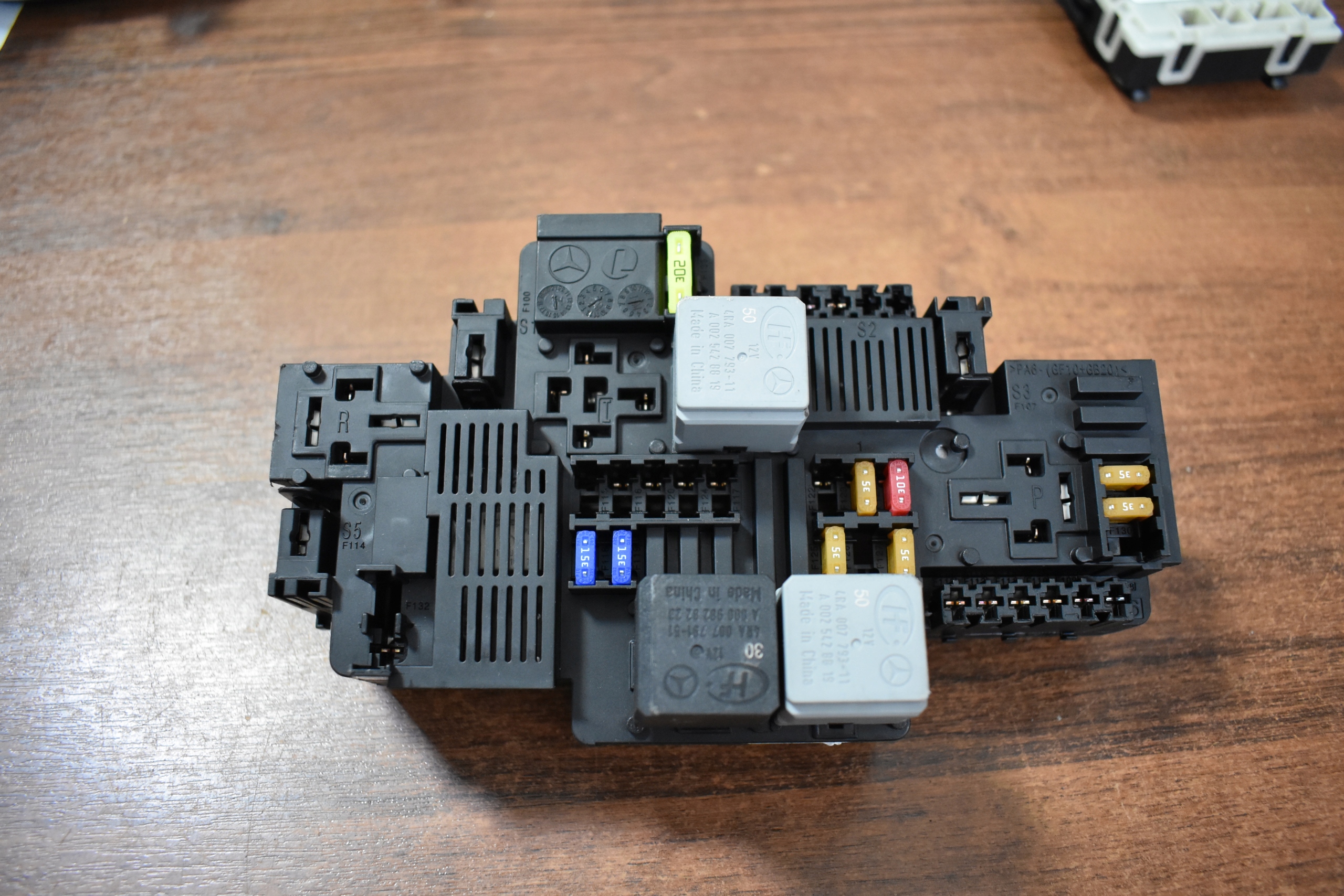 Bezpieczników skrzynka Mercedes-Benz OE A2139065706 - porównaj ceny ...