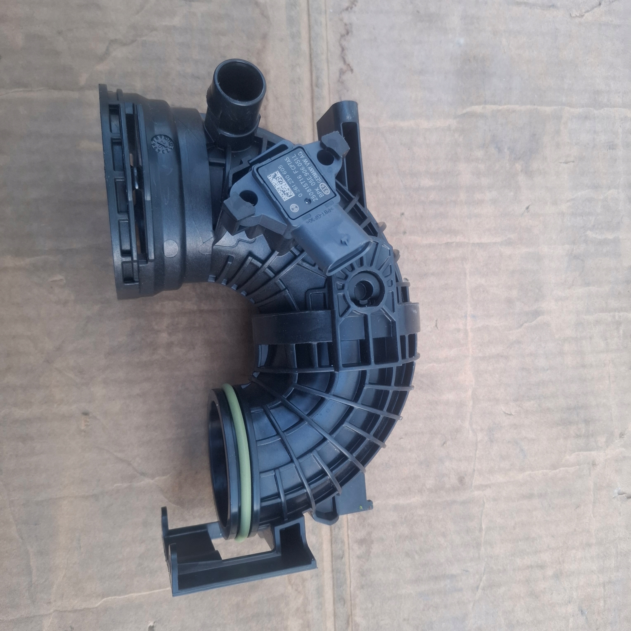 Rura przewód powietrza kolanko VW AUDI SEAT SKODA 04E145641J ORYGINAŁ ...