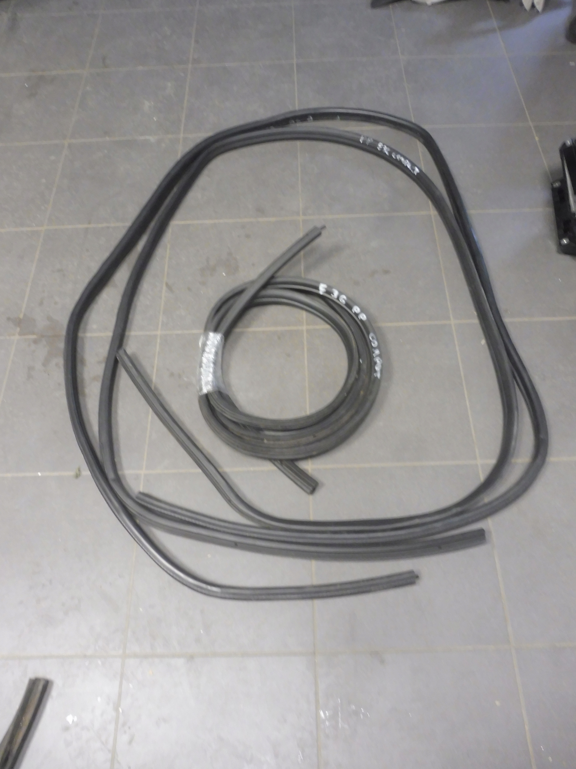 BMW E36 COMPACT USZCZELKA PRZEDNIA PRAWA KAROSERYJNA DRZWI PRZÓD PRAWY • Cena, Opinie - Allegro