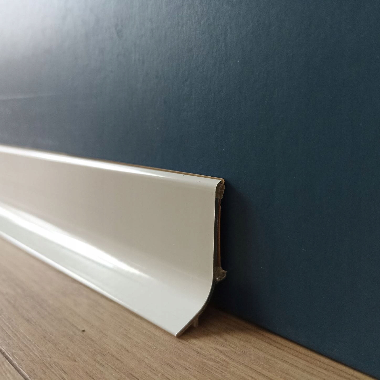 Listwa przypodłogowa cokołowa aluminiowa biała 4cm (Q63 BIAŁA KLEJ ... Listwa przypodłogowa cokołowa aluminiowa biała 4cm (Q63 BIAŁA KLEJ ...