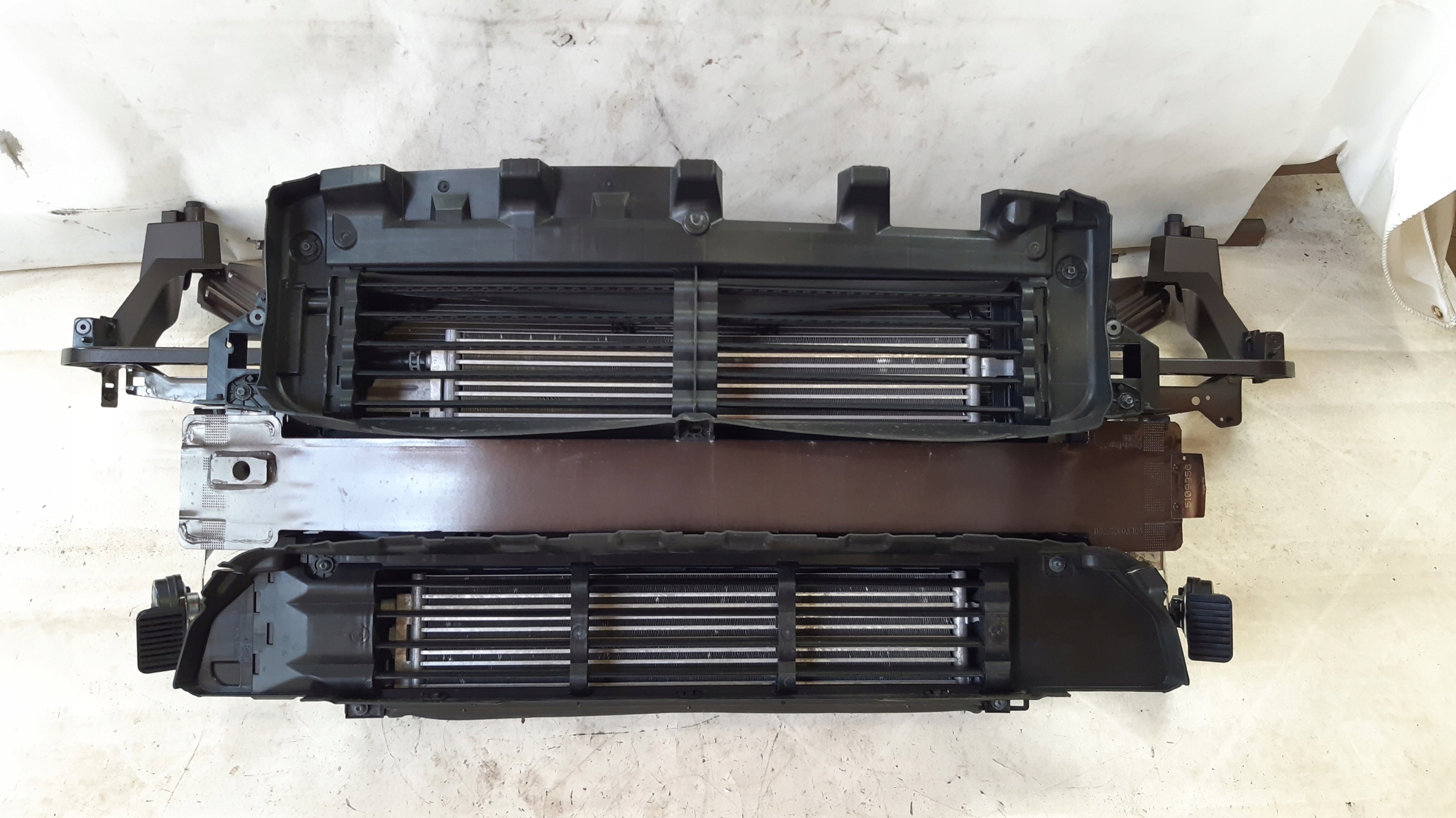 VOLVO XC40 T5 ПАНЕЛЬ ПЕРЕДНИЙ РАДИАТОР 722 32222108 Недорого