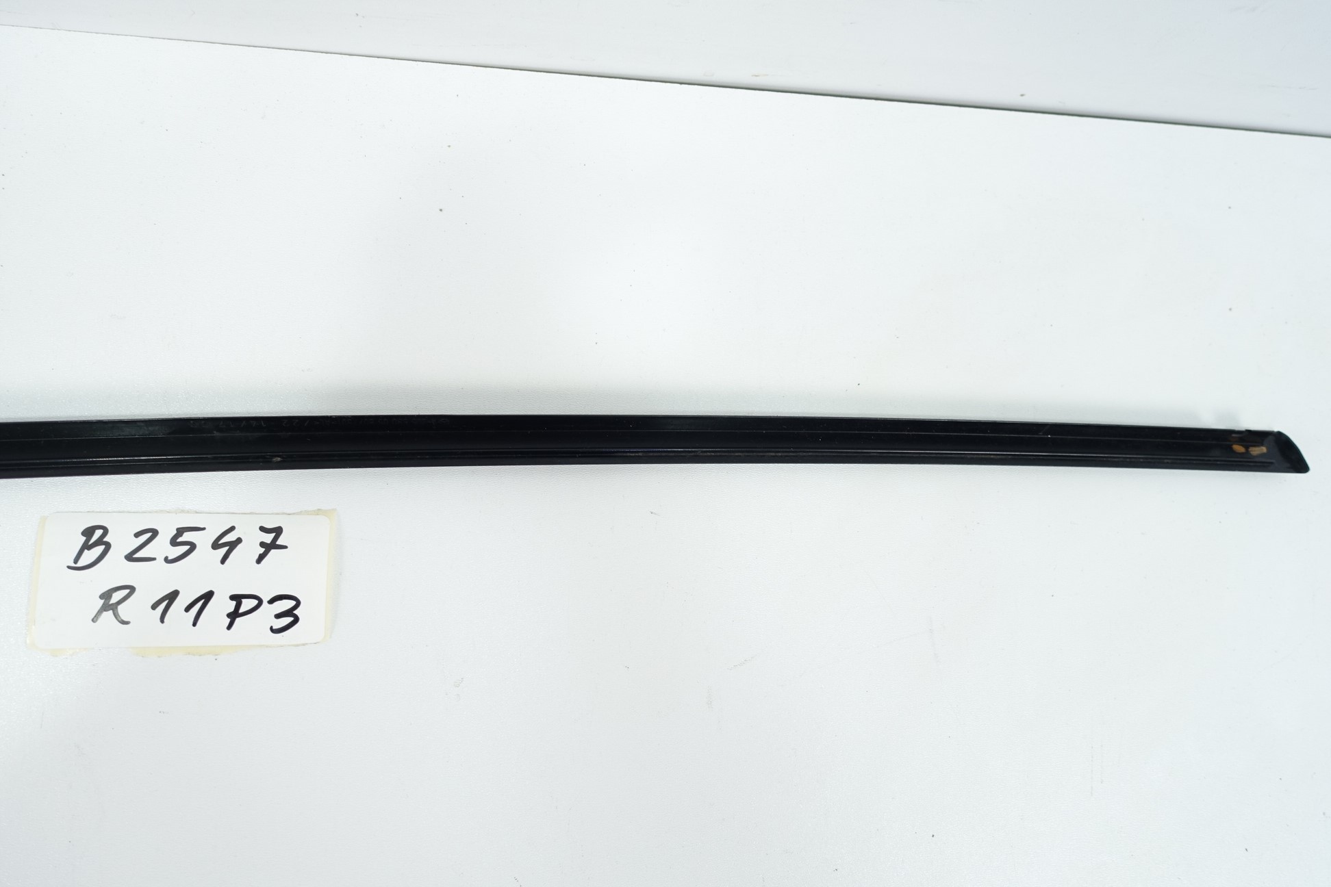 A2056900580 - Накладка ветрового стекла левая задняя MERCEDES C W205 ...