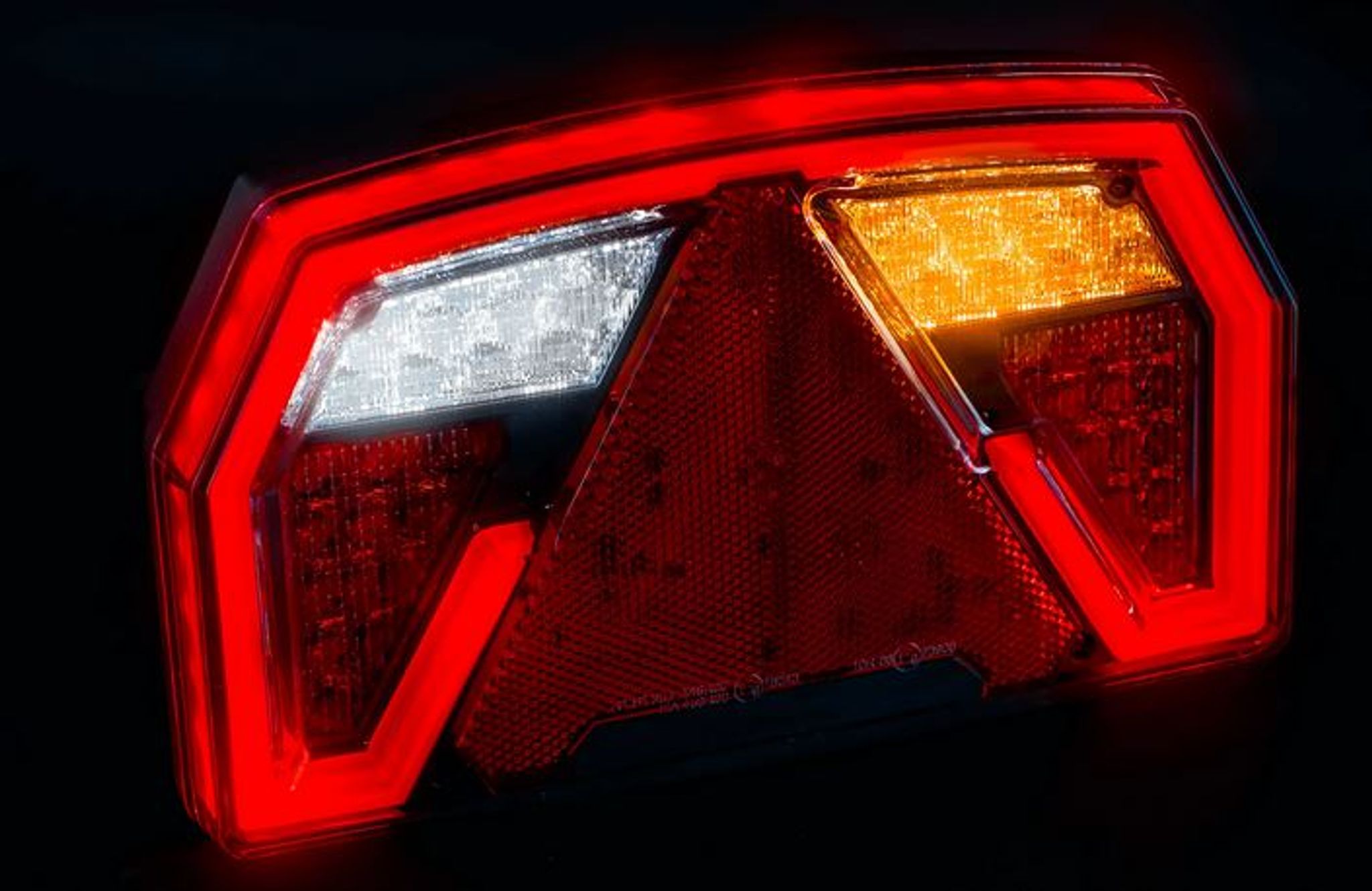 ZDĚLENÁ DIODOVÁ LAMPA 12-36V 7-FUNKČNÍ PRAVÁ, (5907556030060) • Ceny ...