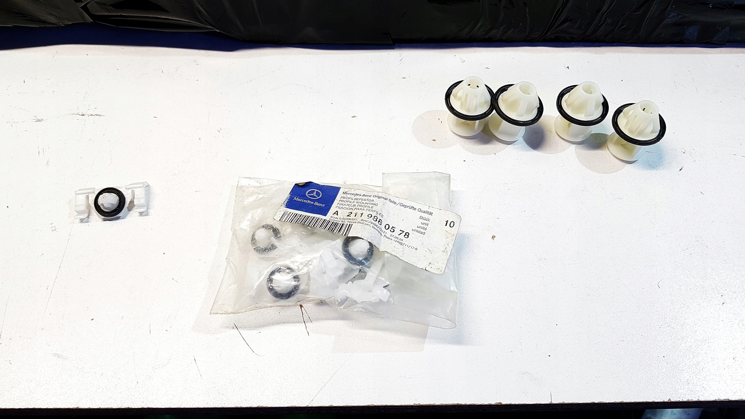 MERCEDES W211 CLS W219 SPINKA UCHWYT LISTWY 2119880578 Progowej za 10 ...