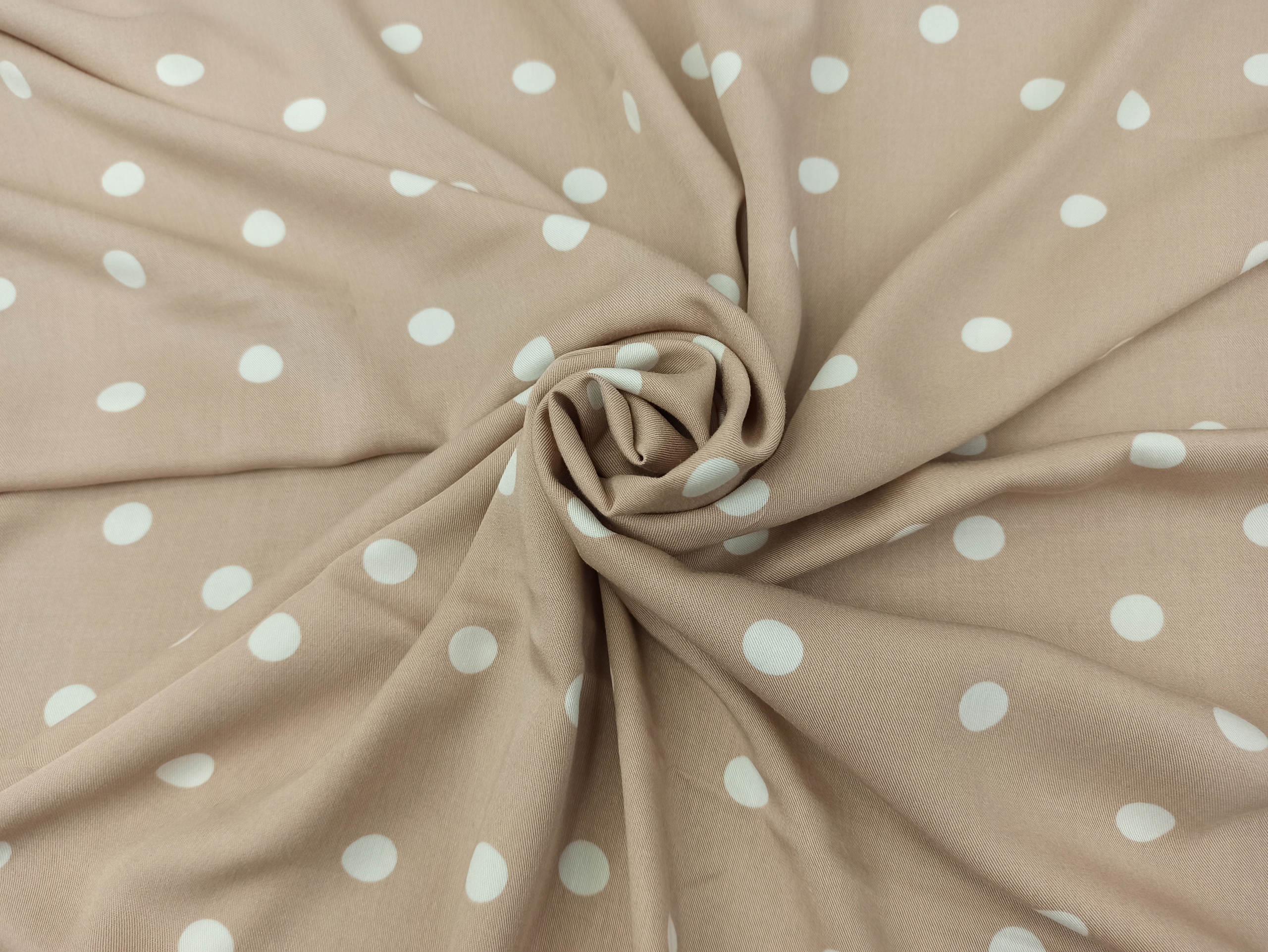 TKANINA WISKOZA BIAŁE GROSZKI NA BEŻOWYM TLE NND#5/0000003 • Cena ...