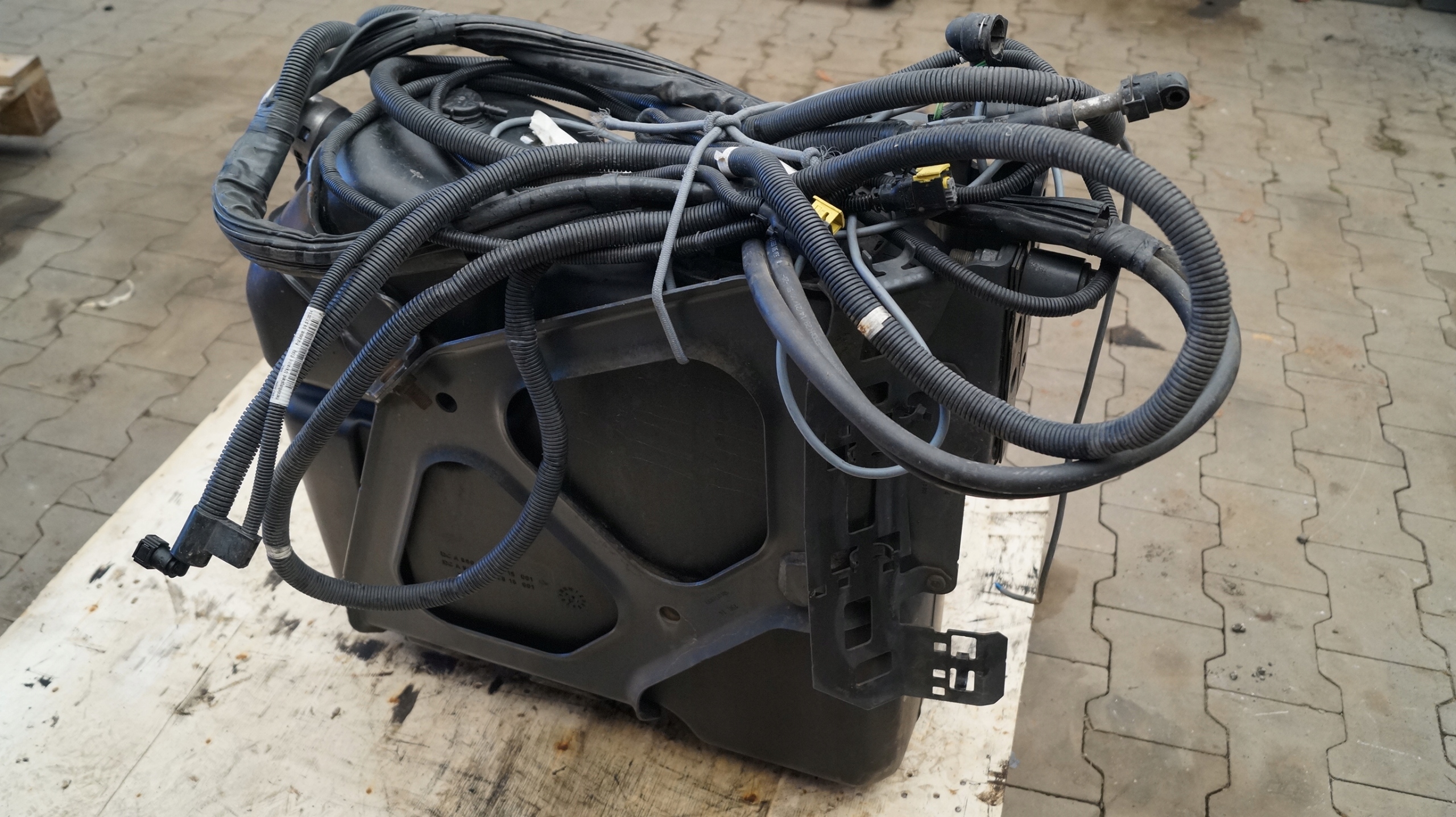 ZBIORNIK ADBLUE MERCEDES ACTROS MP4 za 3000.00PLN z Strawczyn - Allegro ...