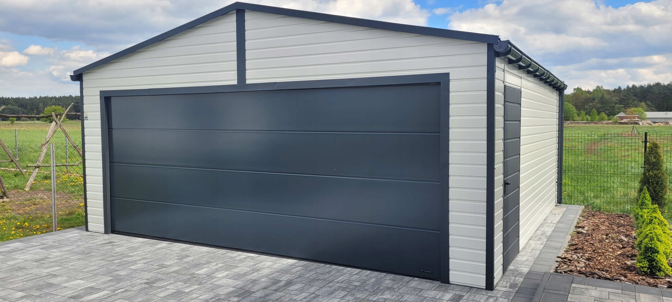 Garaż blaszany biały 6x5,8m nowoczesny brama segmentowa blachodachówka ...