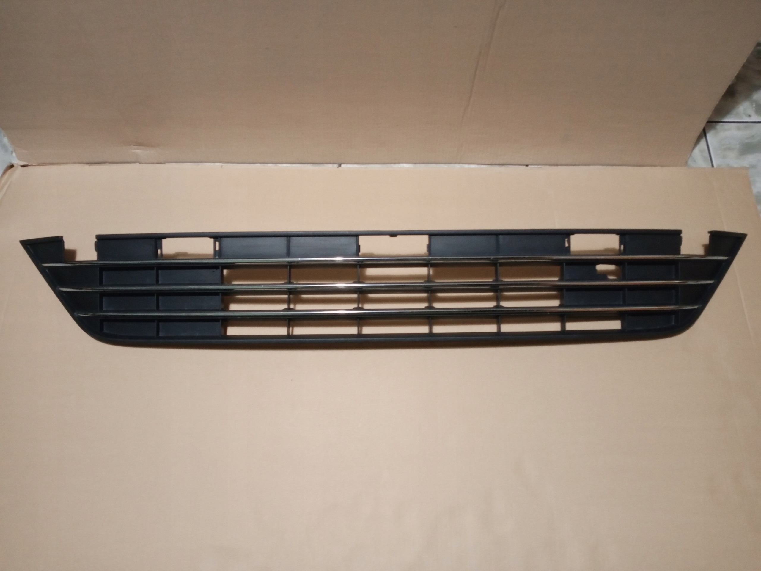 VW TOUAREG KRATKA ŚRODKOWA ZDERZAKA 7P6853677E za 400.00PLN z Drezdenko - Allegro - (12753040509)