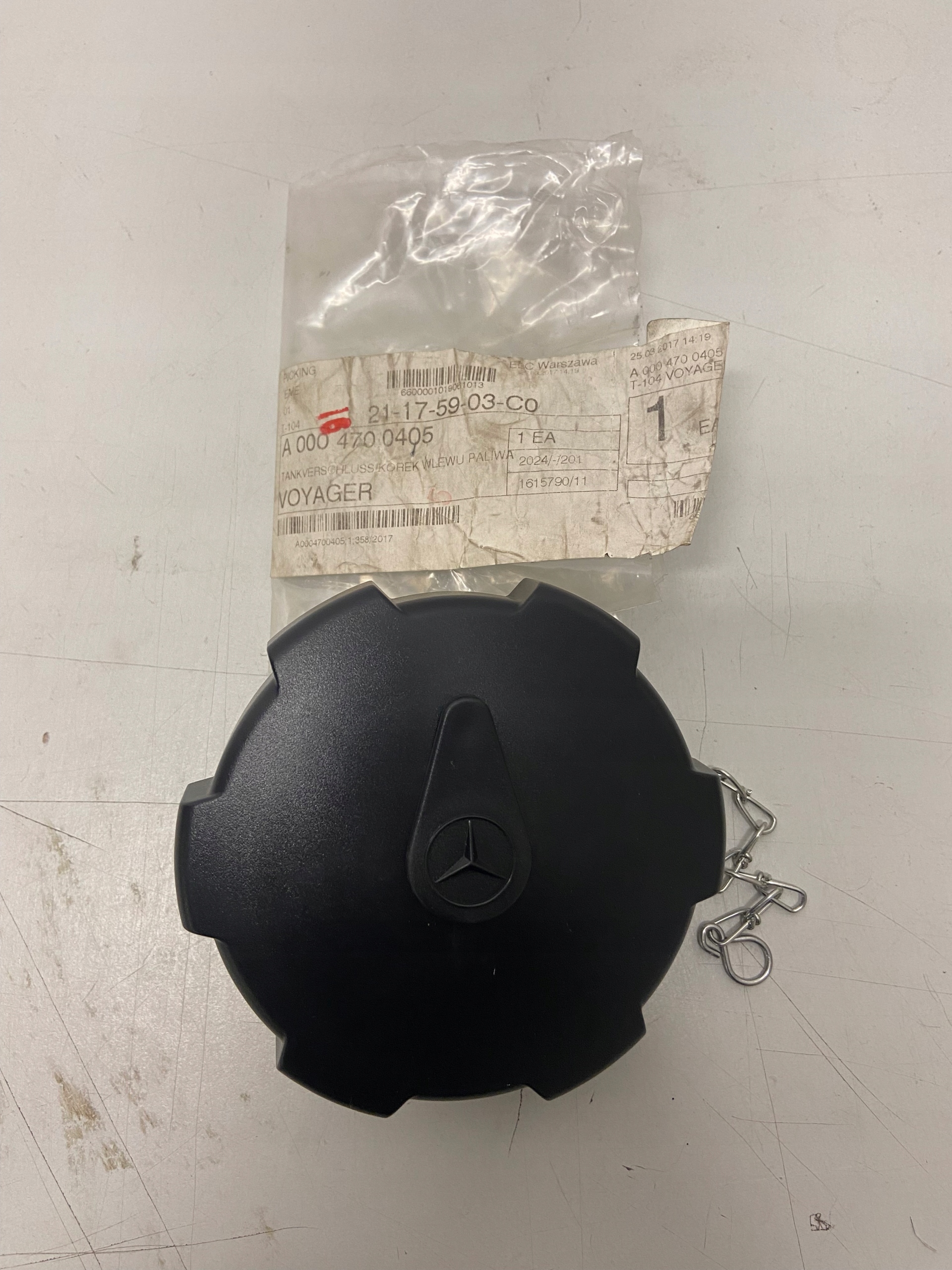 A0004700405 A0004700405 - КРИШКА ПАЛИВНОГО БАКА MERCEDES VARIO UNIMOG ...