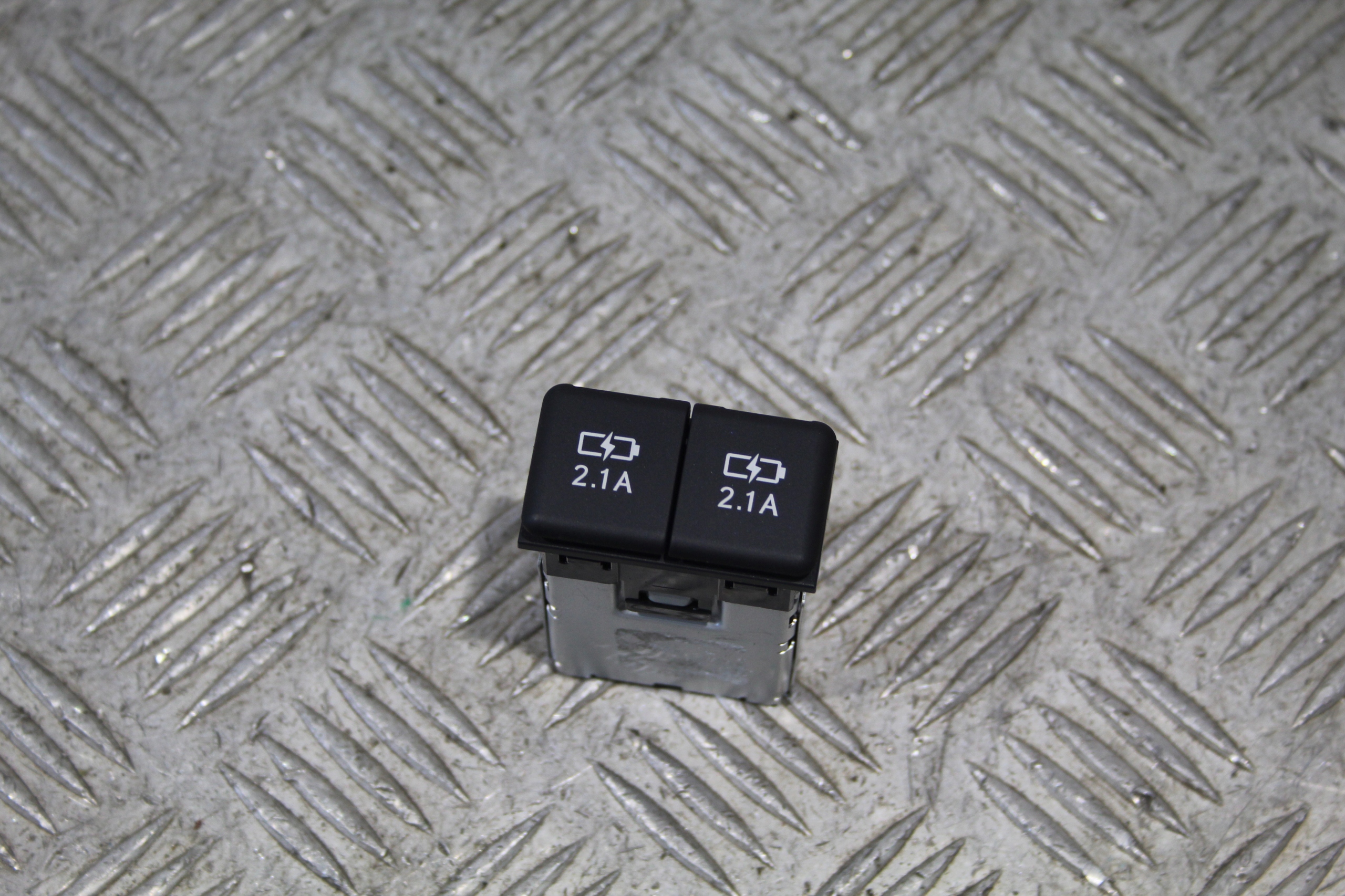 GNIAZDO ŁADOWANIA USB LEXUS UX 250H UX250H za 78.00PLN z Jaworze ...