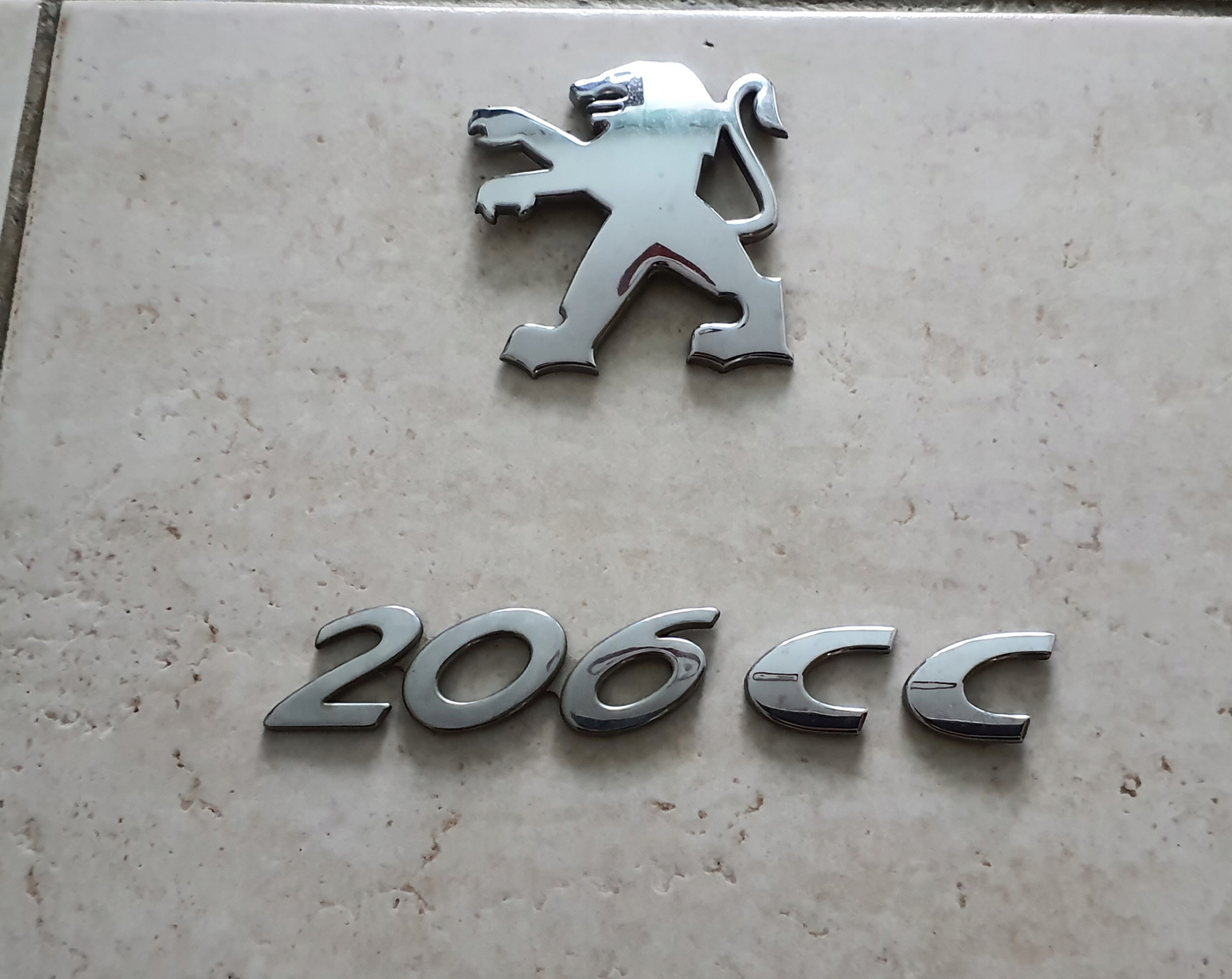 Emblemat Peugeot 206 cc LOGO NAPIS KLAPY • Cena, Opinie - Allegro