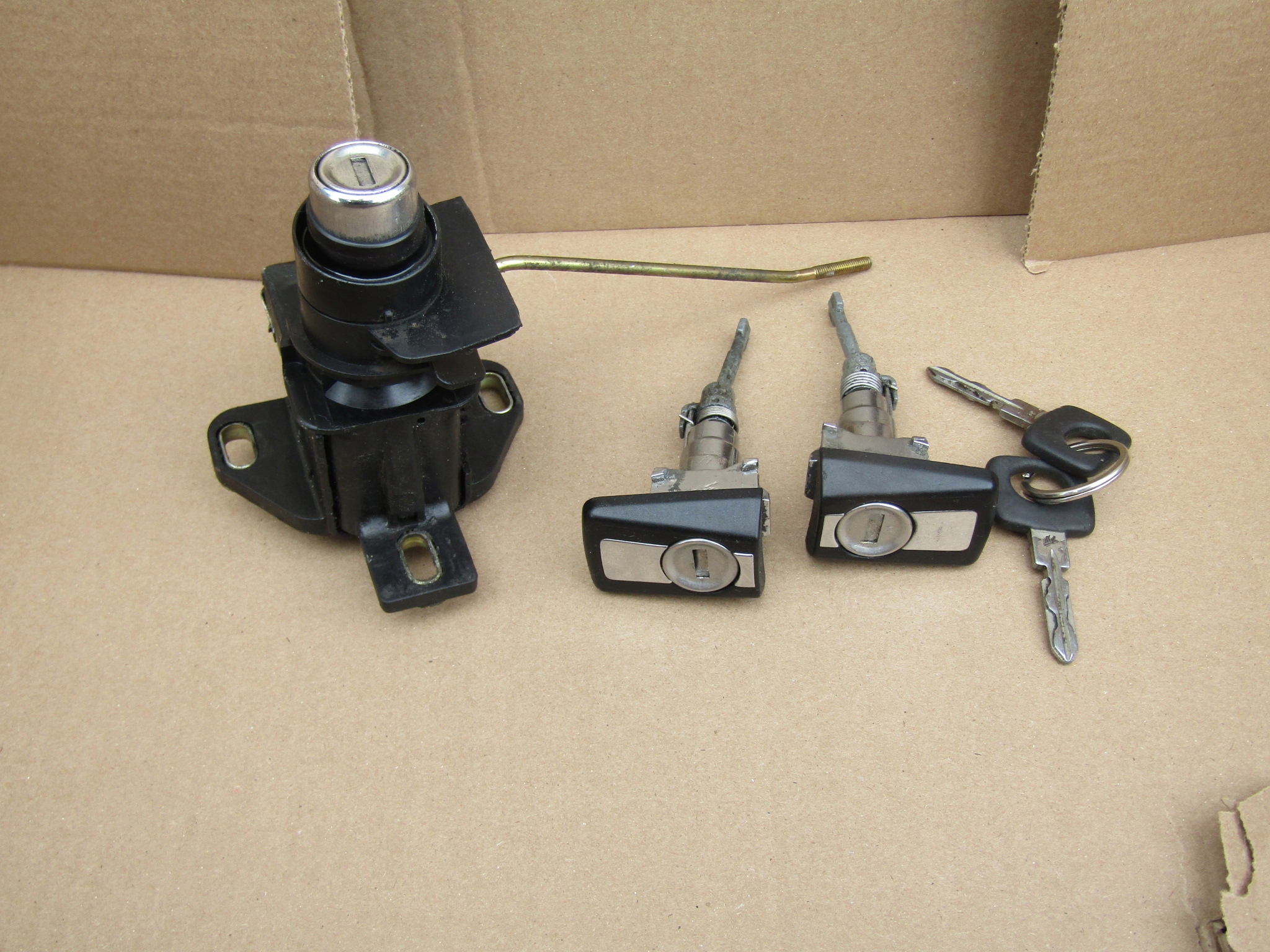 8 MERCEDES W124 89-96 WKLADKA ZAMKA DRZWI ZAMEK KLAPY BAGAZNIKA SEDAN za 1200 zł z ANDRYCHÓW ...