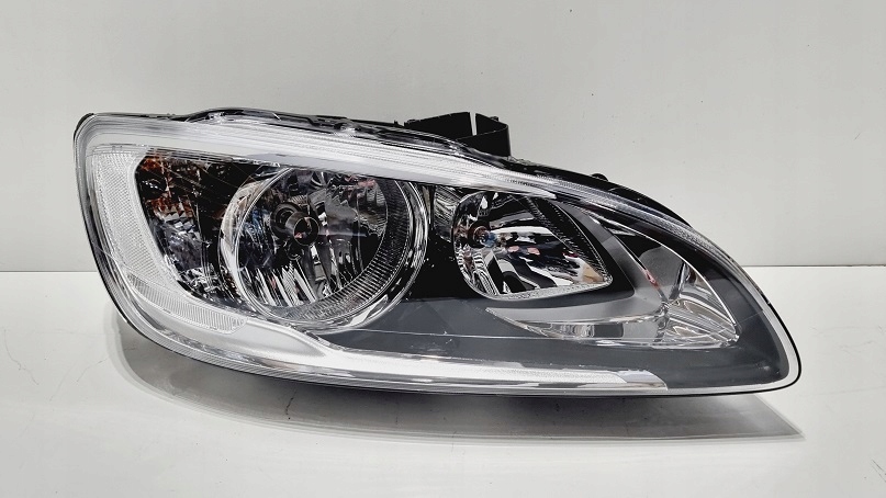 REFLEKTOR PRAWY LAMPA ZWYKŁA VOLVO S60 V60 LIFT EUROPA 31420116 volvo ...