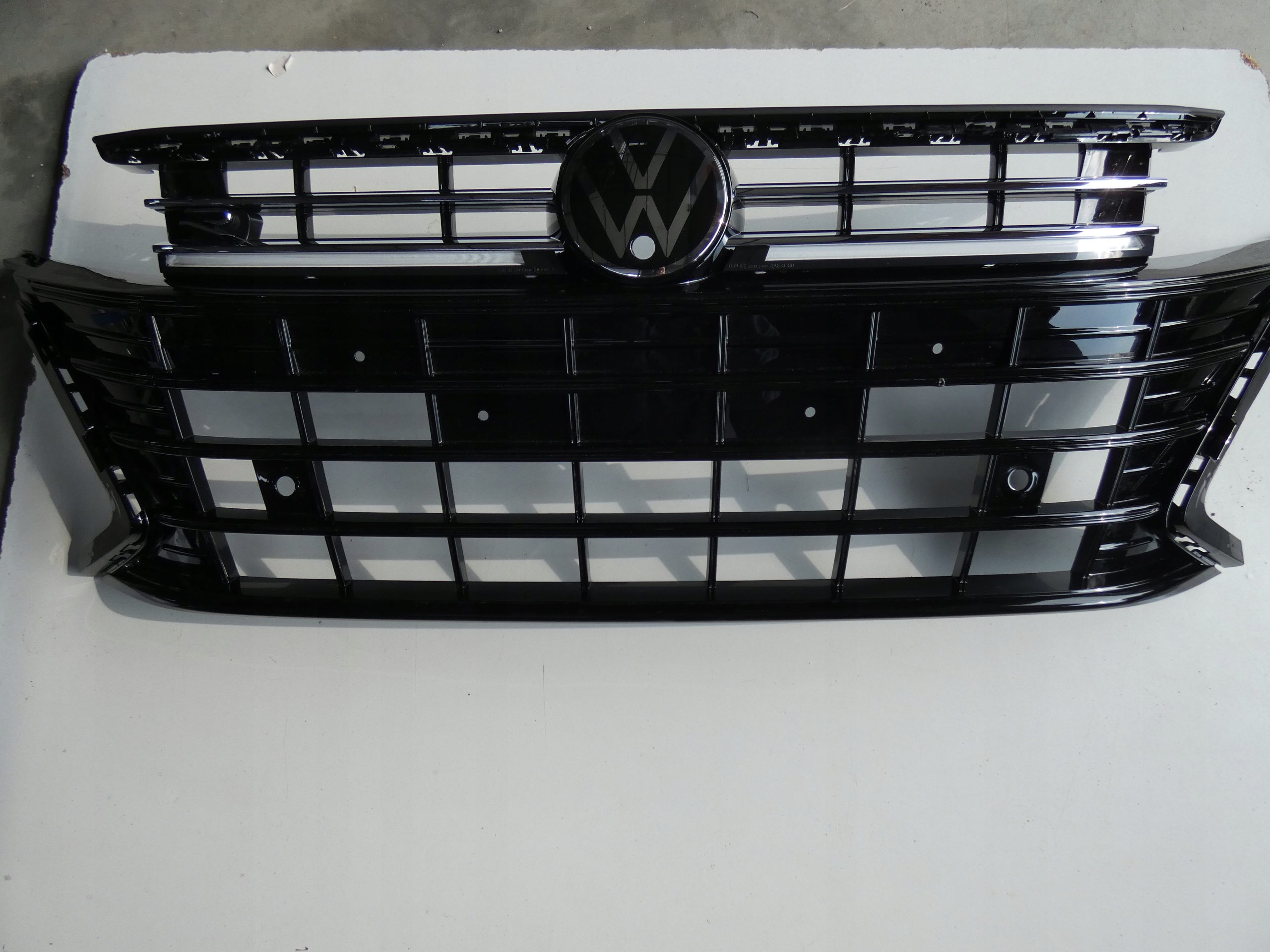Atrapa, grill, ledy VOLKSWAGEN Arteon R20 lift za 2000.00PLN z Wijewo ...