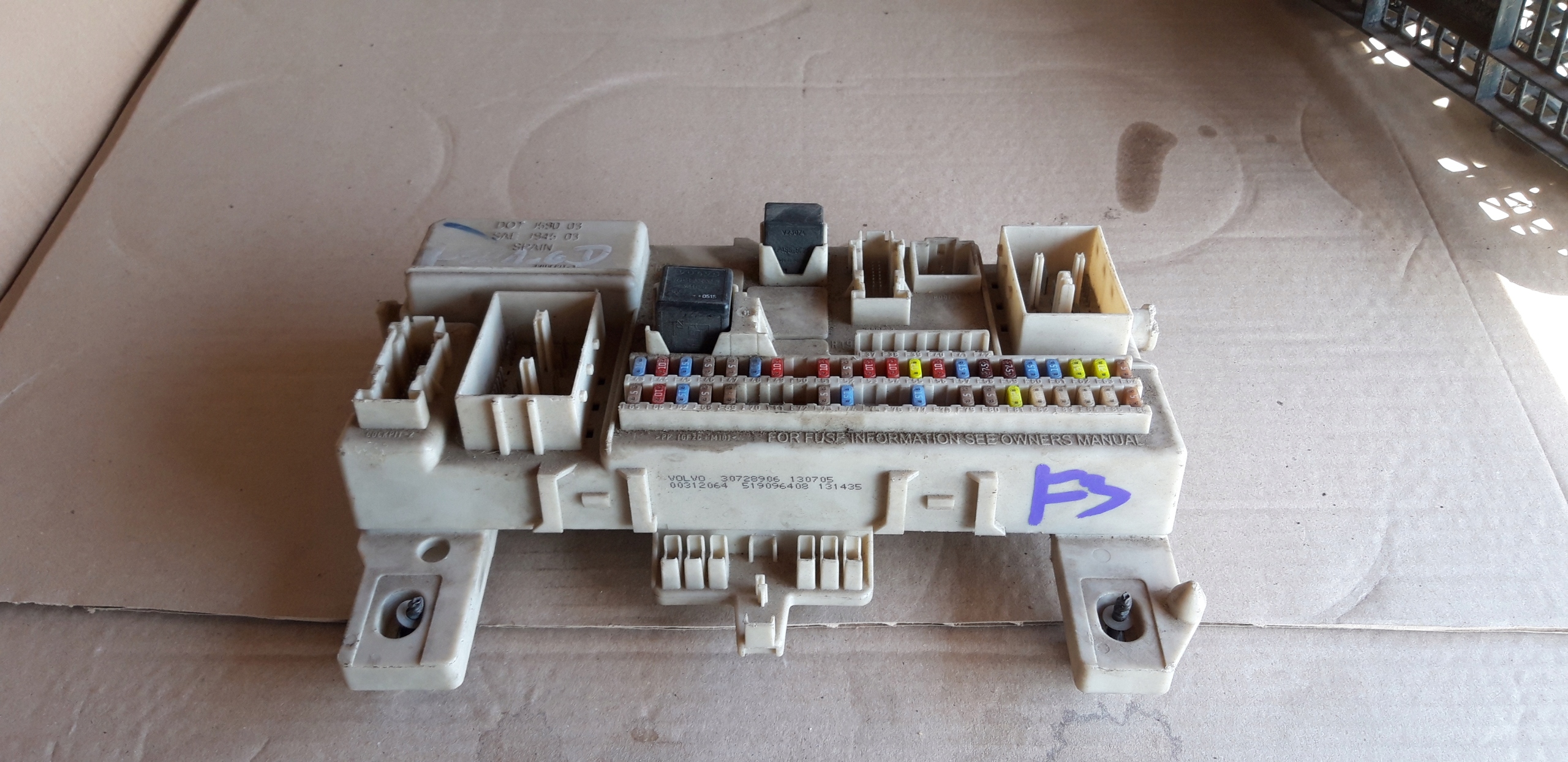 Skrzynka bezpieczników Volvo OE 30728906 - porównaj ceny - Allegro.pl