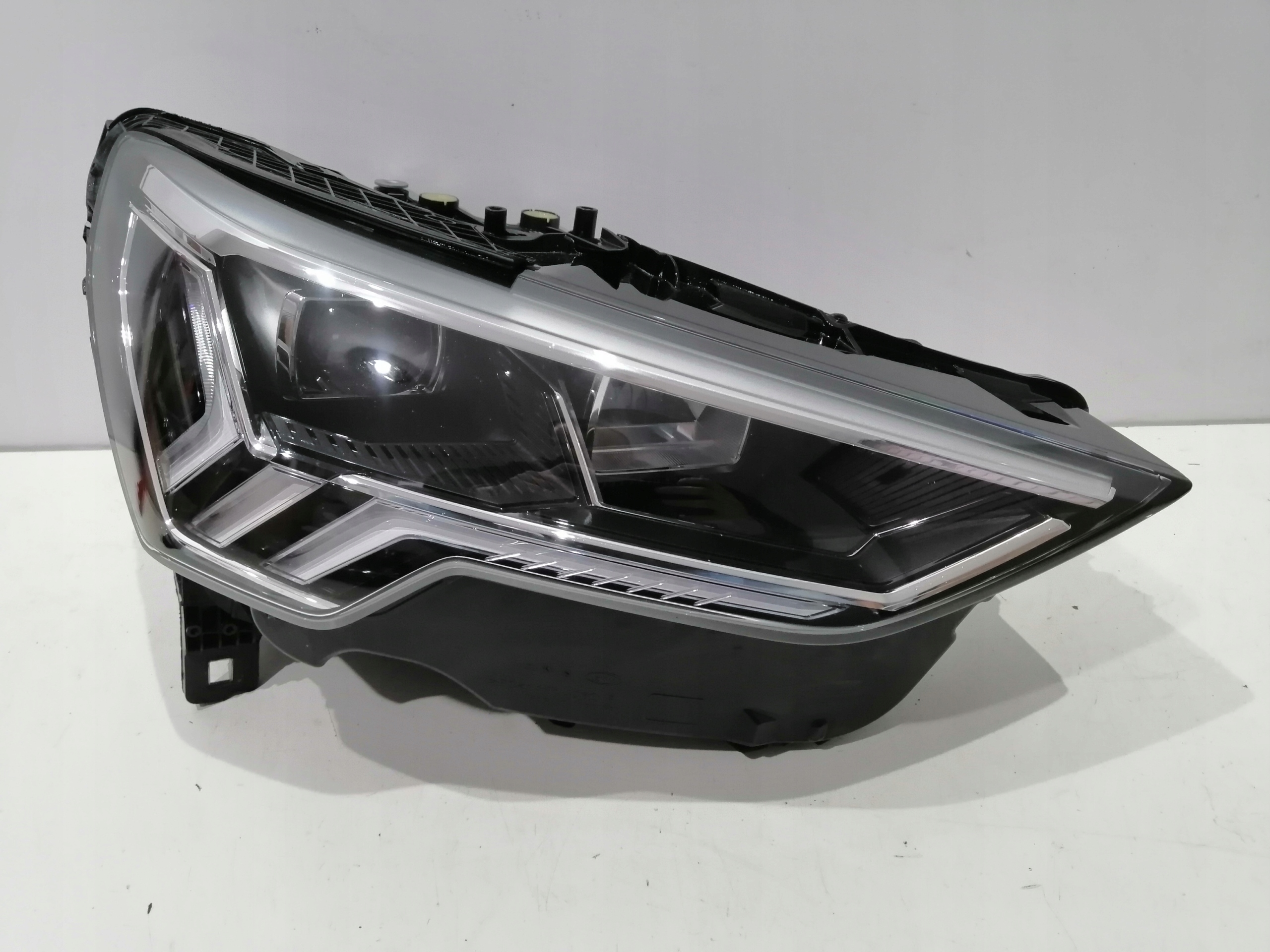 LAMPA PRAWA PRZEDNIA AUDI Q3 II FULL LED 83A941034 LAMPA PRAWA PRZEDNIA ...