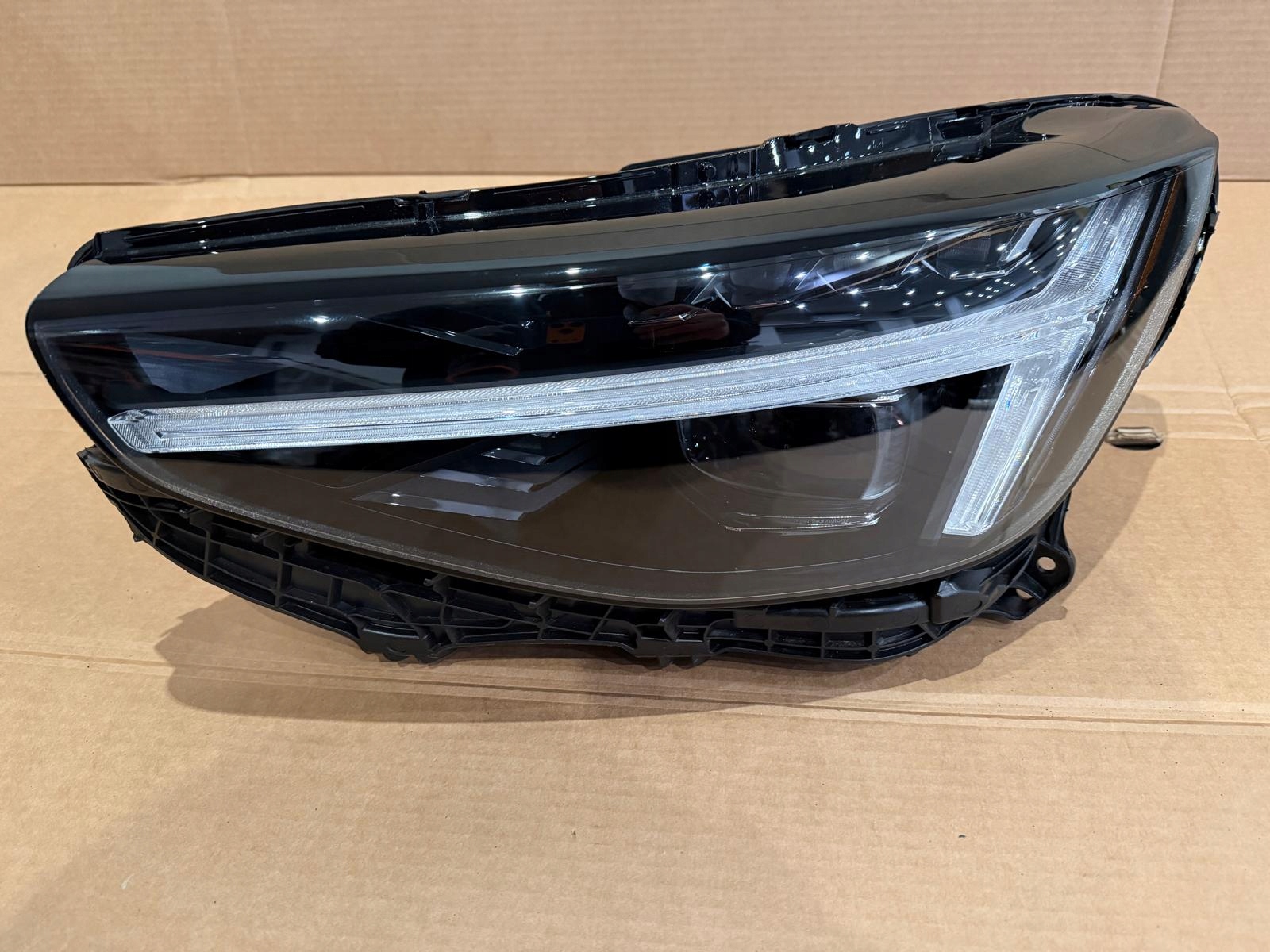 VOLVO C40 XC40 LIFT LAMPA PIXEL LED LEWA KOMPLETNA USA 32133829 za 3750 ...