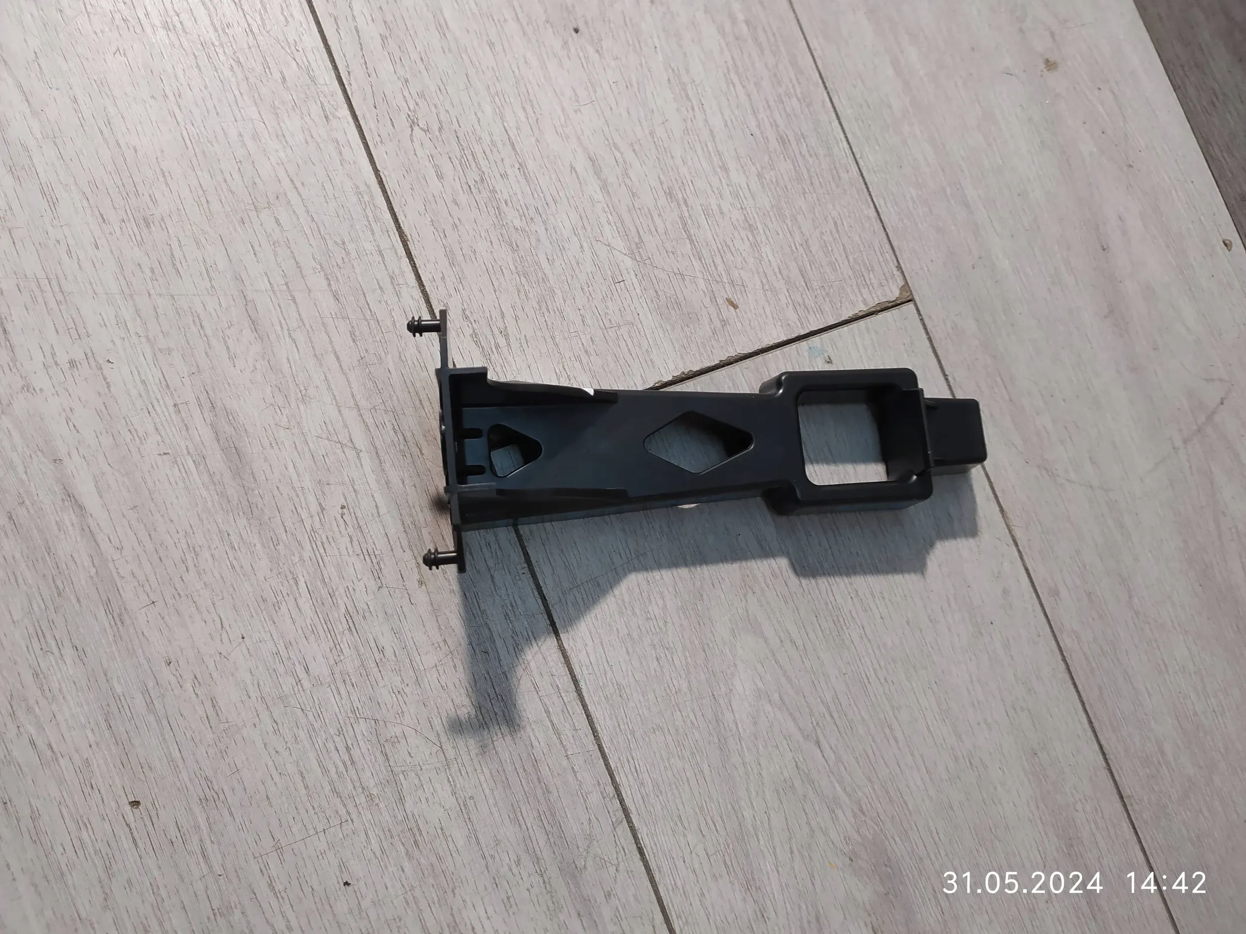 8534. TAYCAN ŚLIZG ZDERZAK TYŁ 9J1825131 za 50.00PLN z Międzychód ...