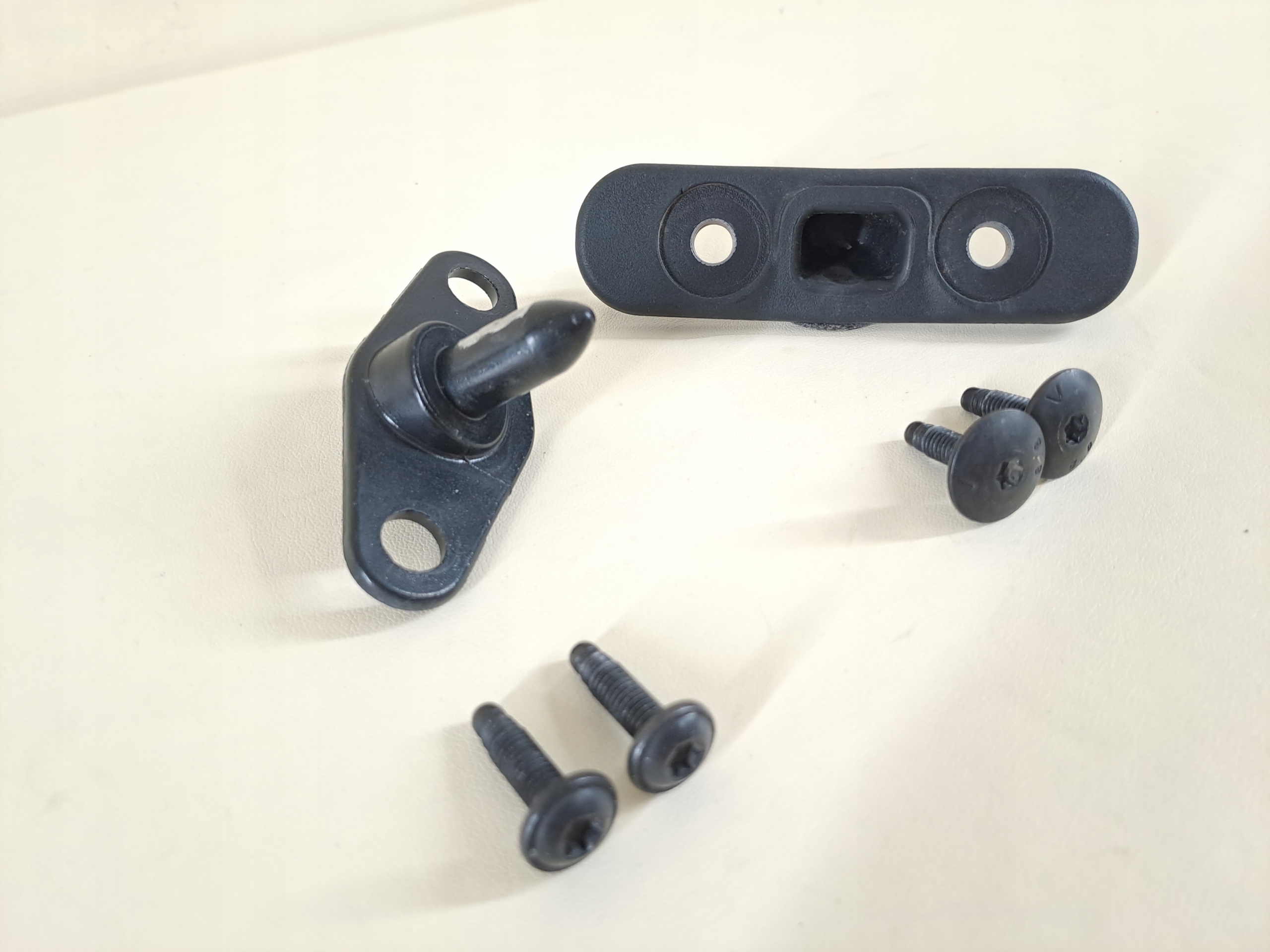 CENTROWNIK BOLEC GNIAZDO RYGIEL DRZWI PRAWYCH GÓRNY TOYOTA PROACE CITY ...