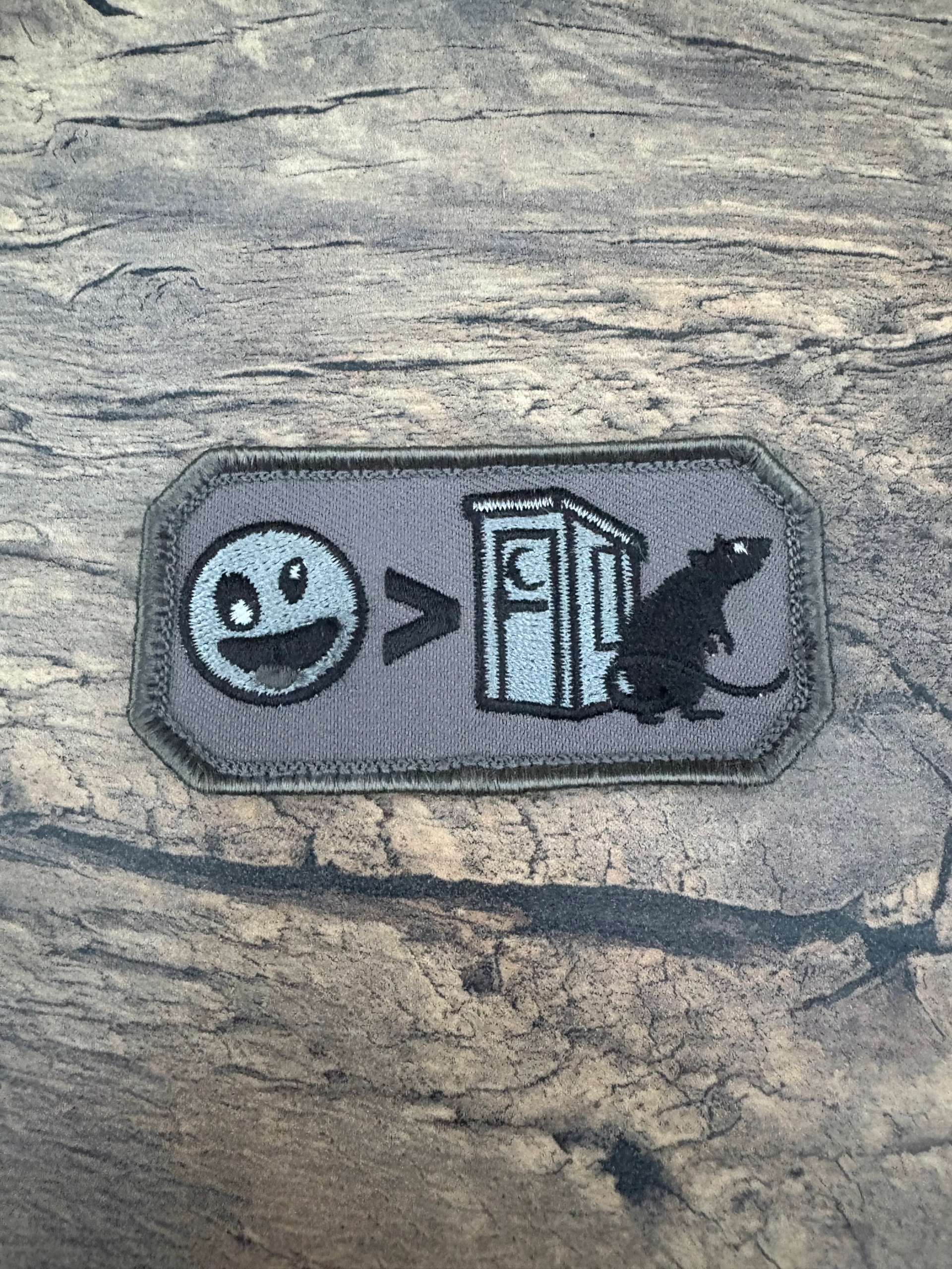 Mil-Spec Monkey "CRAZIER THAN AN OUTHOUSE RAT" Jelvény za 1550.00HUF ...