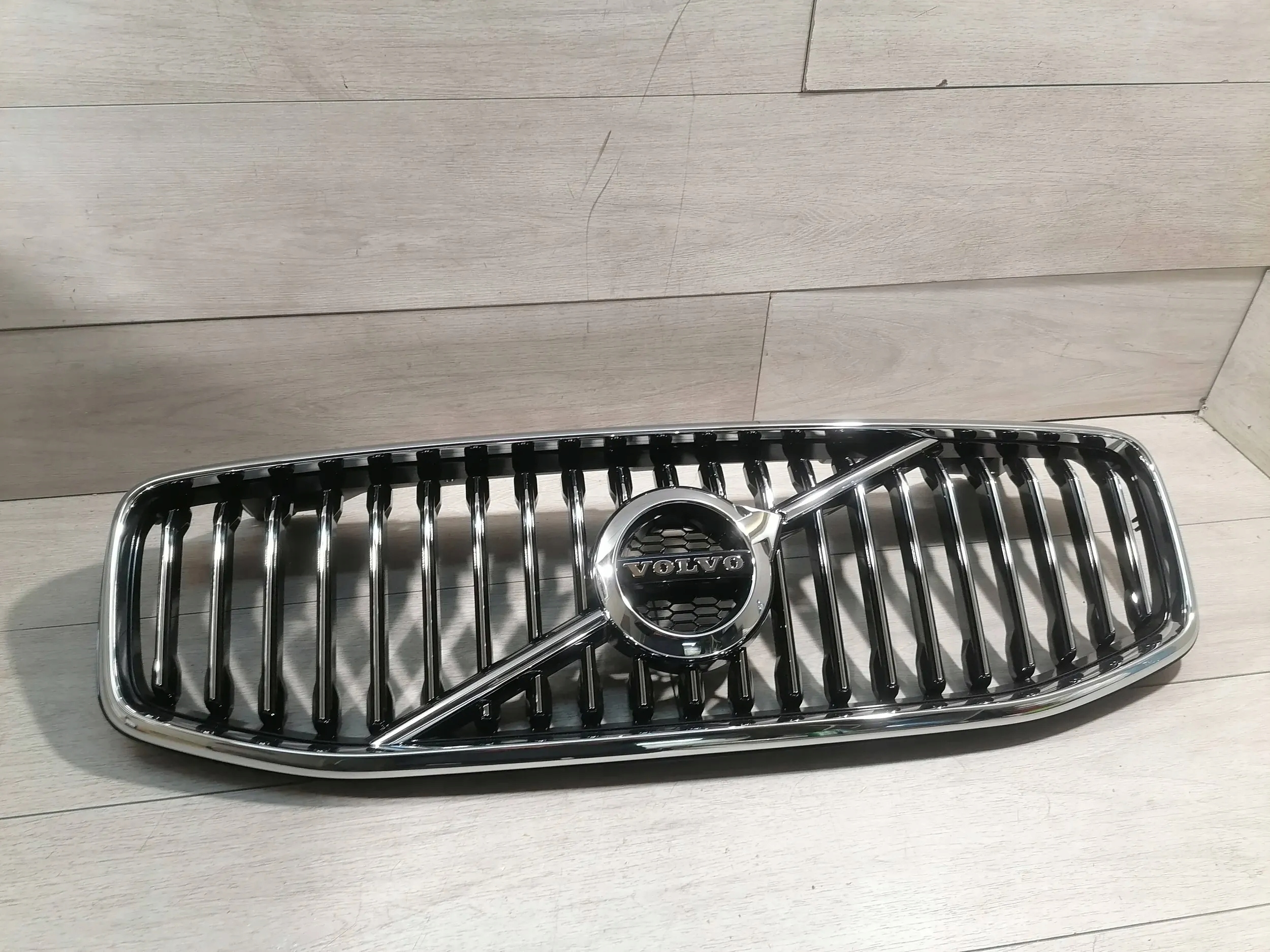 8027. VOLVO XC60 II GRILL ATRAPA 32368147 za 1300.00PLN z Międzychód ...
