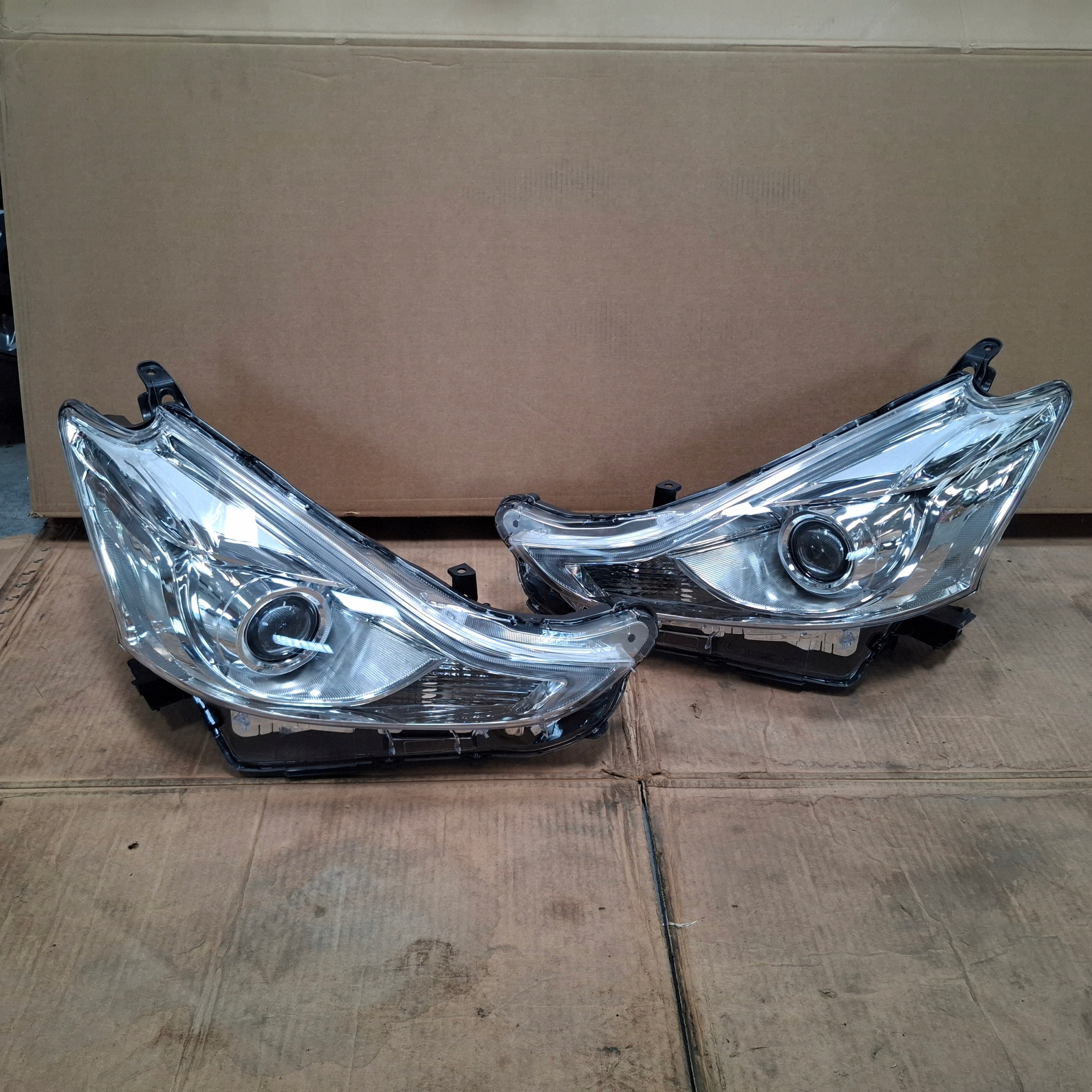 TOYOTA PRIUS PLUS + V 2015- 15- 16- LAMPA REFLEKOTR LEWY PRAWY KOMPLET ...