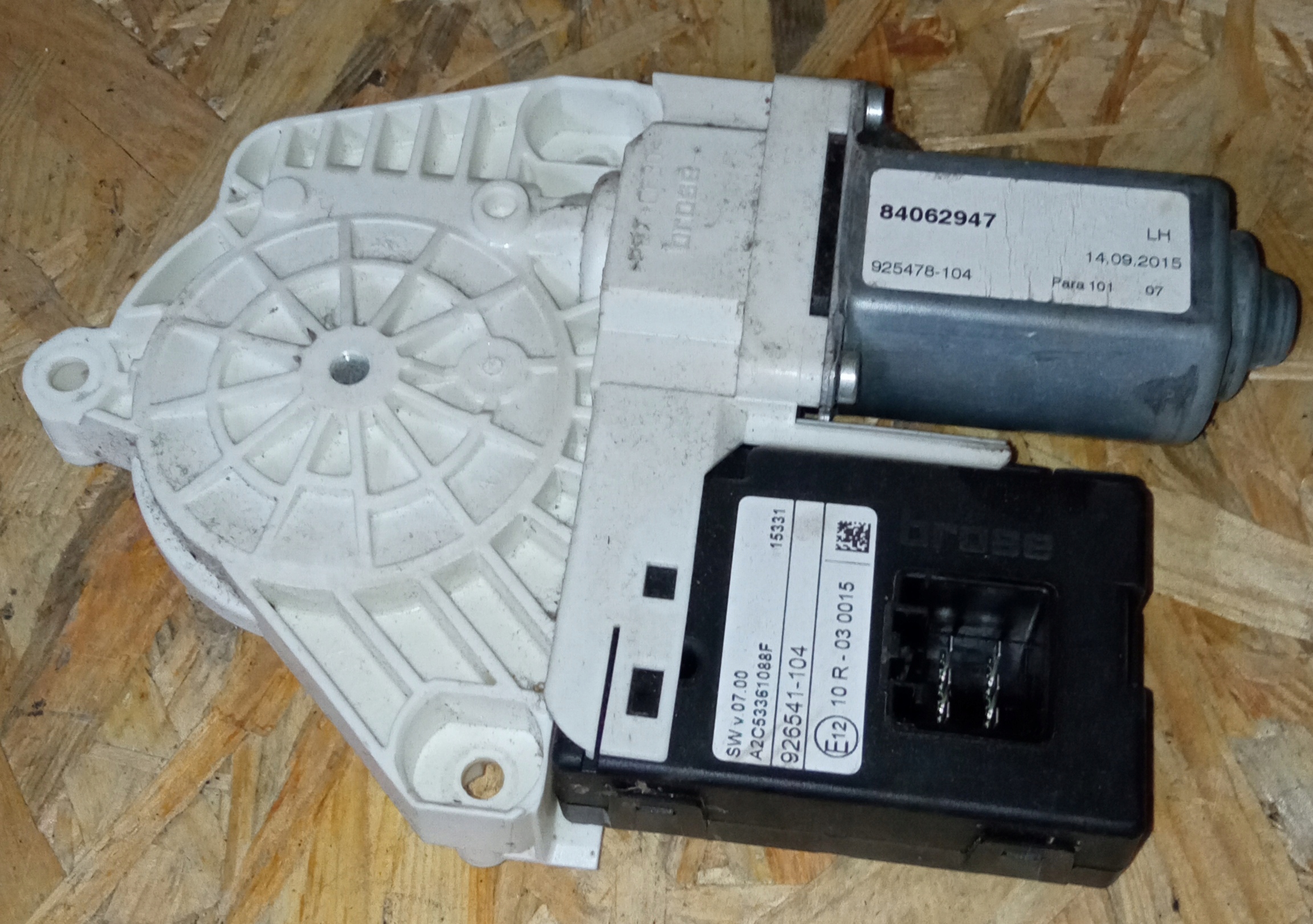 84062947 - Двигун склопідіймача лівий Volvo FH4 купити на Avtoex з ...