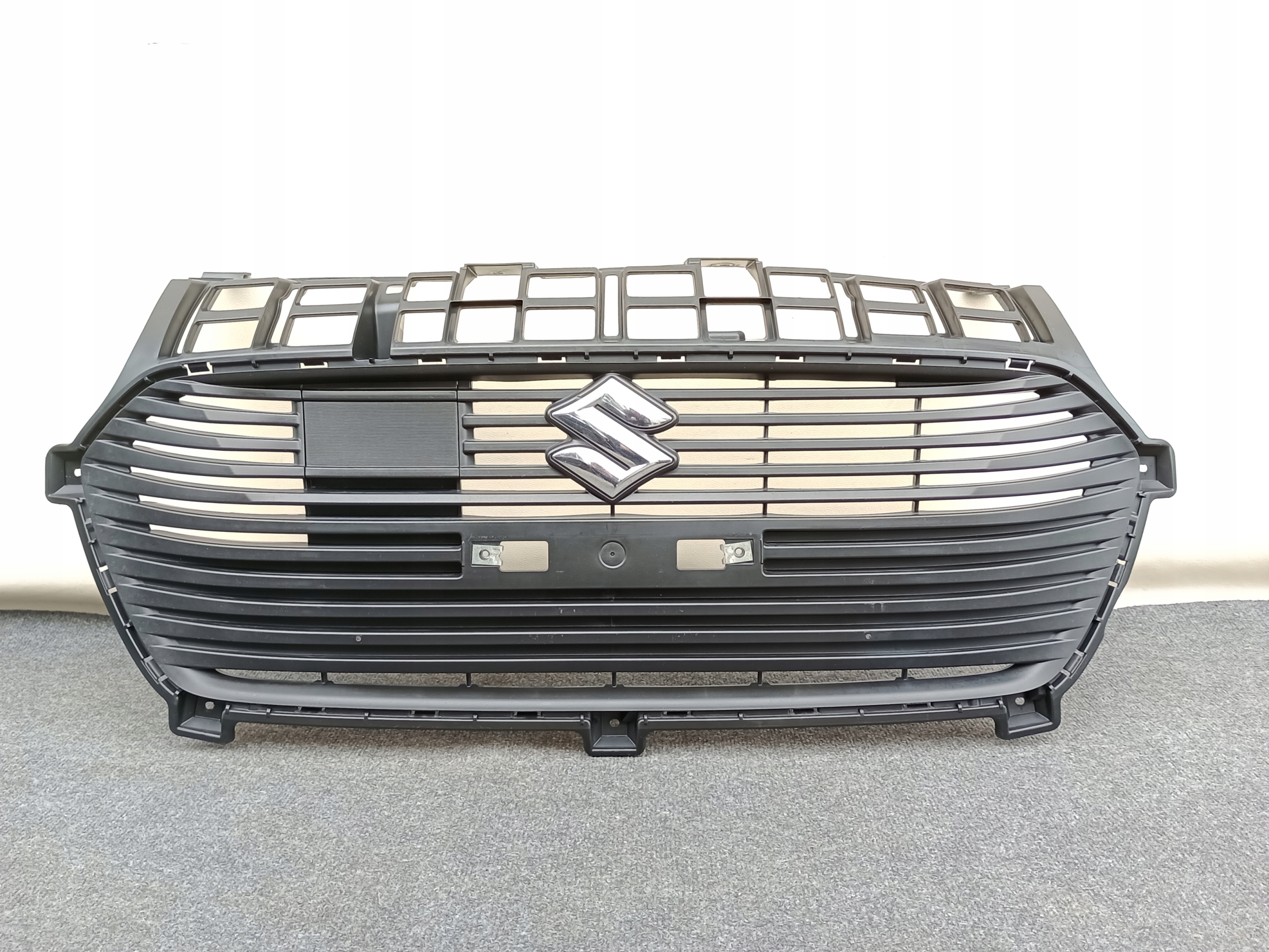 SUZUKI SWIFT MK8 17- KRATKA ATRAPA GRILL POD RADAR 71741-51R20/30 za ...