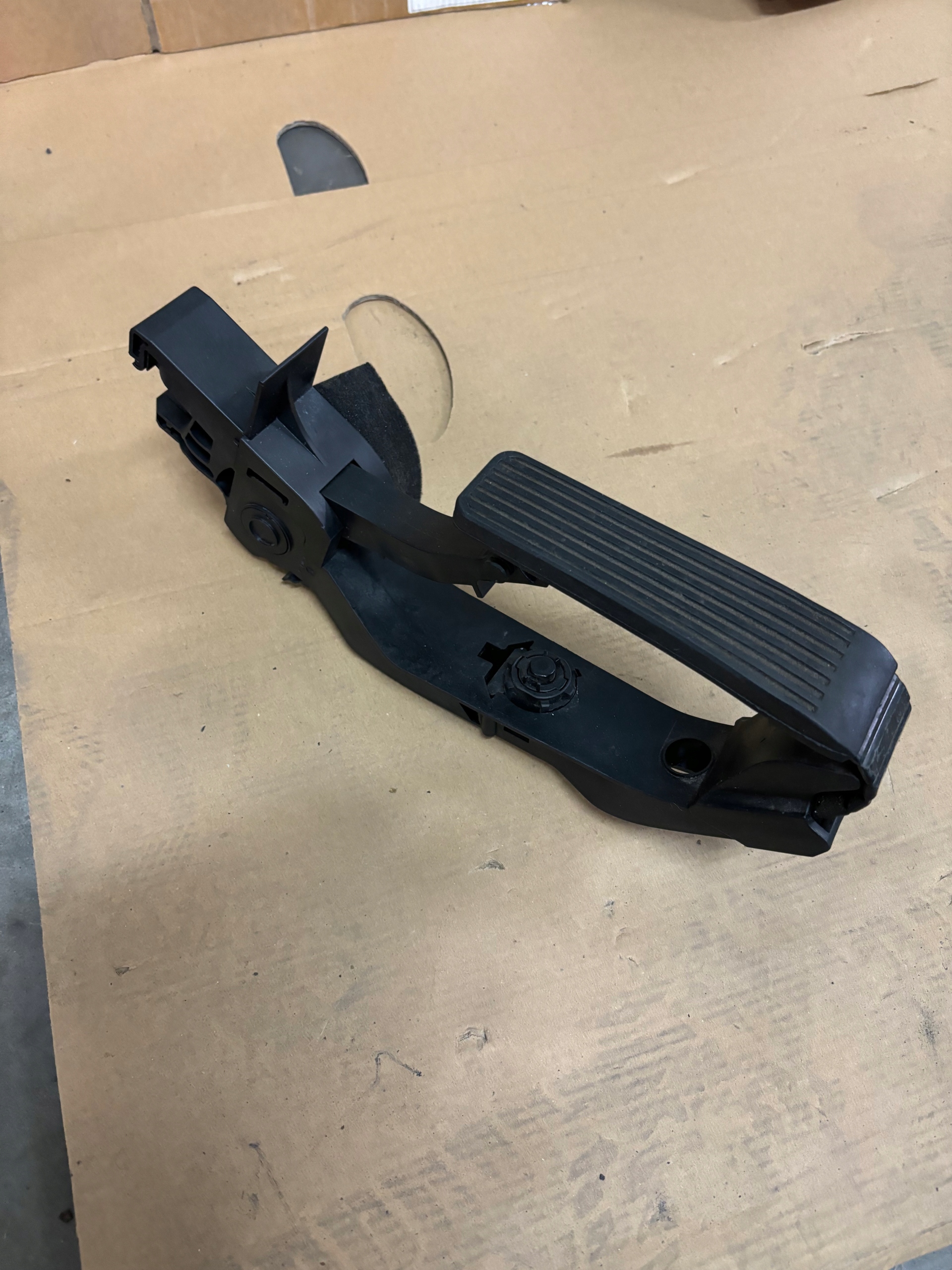 Pedał potencjometr gazu Mercedes-Benz OE 2113000904 - porównaj ceny ...