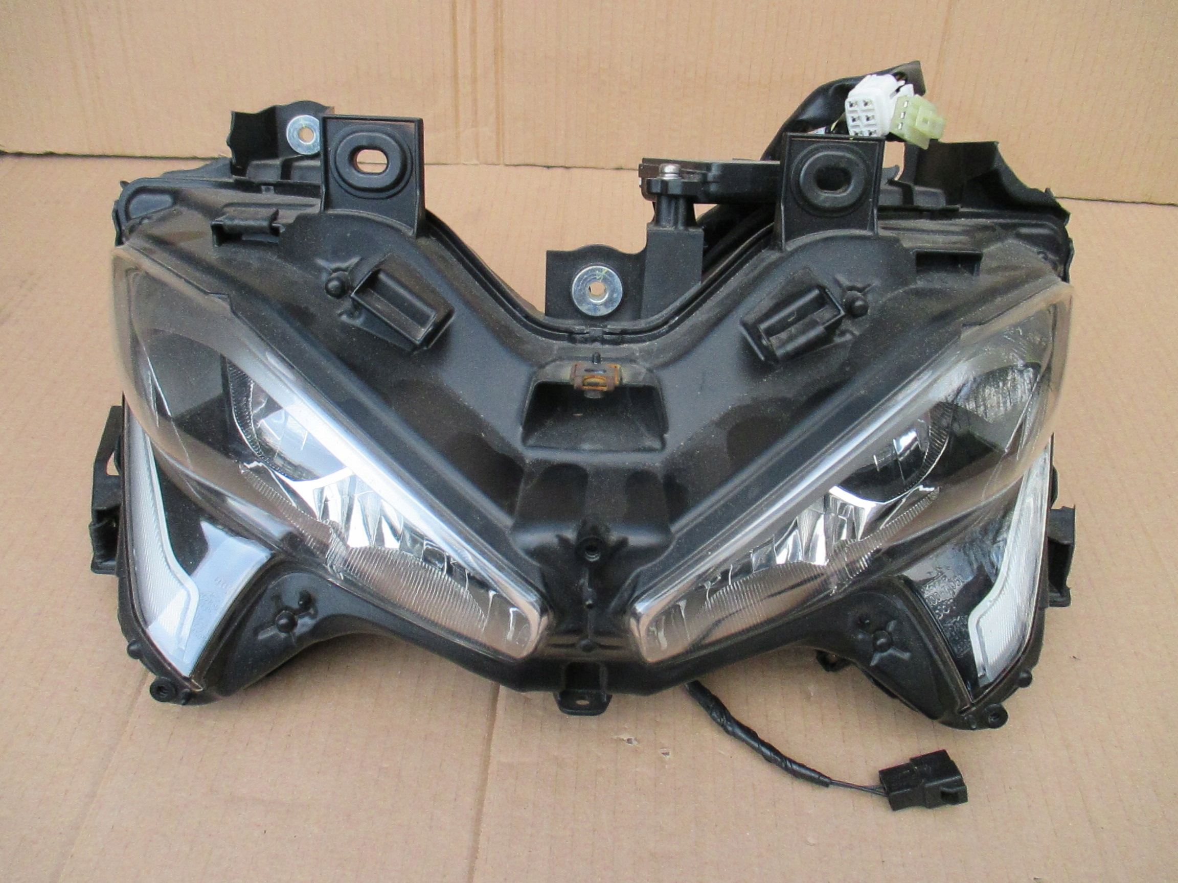 YAMAHA T MAX TMAX 500 LAMPA REFLEKTOR PZRÓD LED za 1390 zł z CHĘCINY - Allegro.pl - (12784605235)