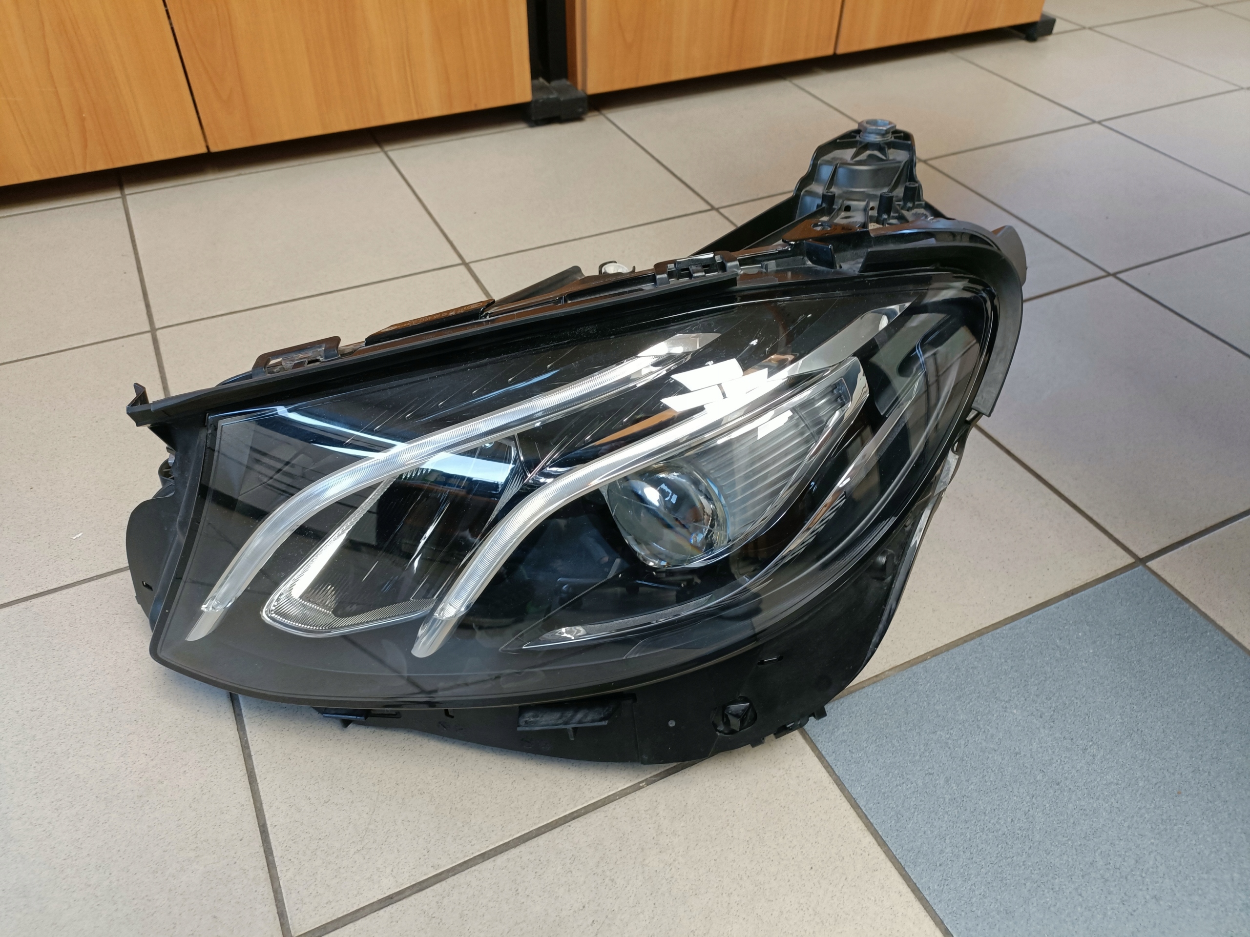 MERCEDES E 213 REFLEKTOR L A2139066501 za 2100 zł z Konstancin-Jeziorna ...