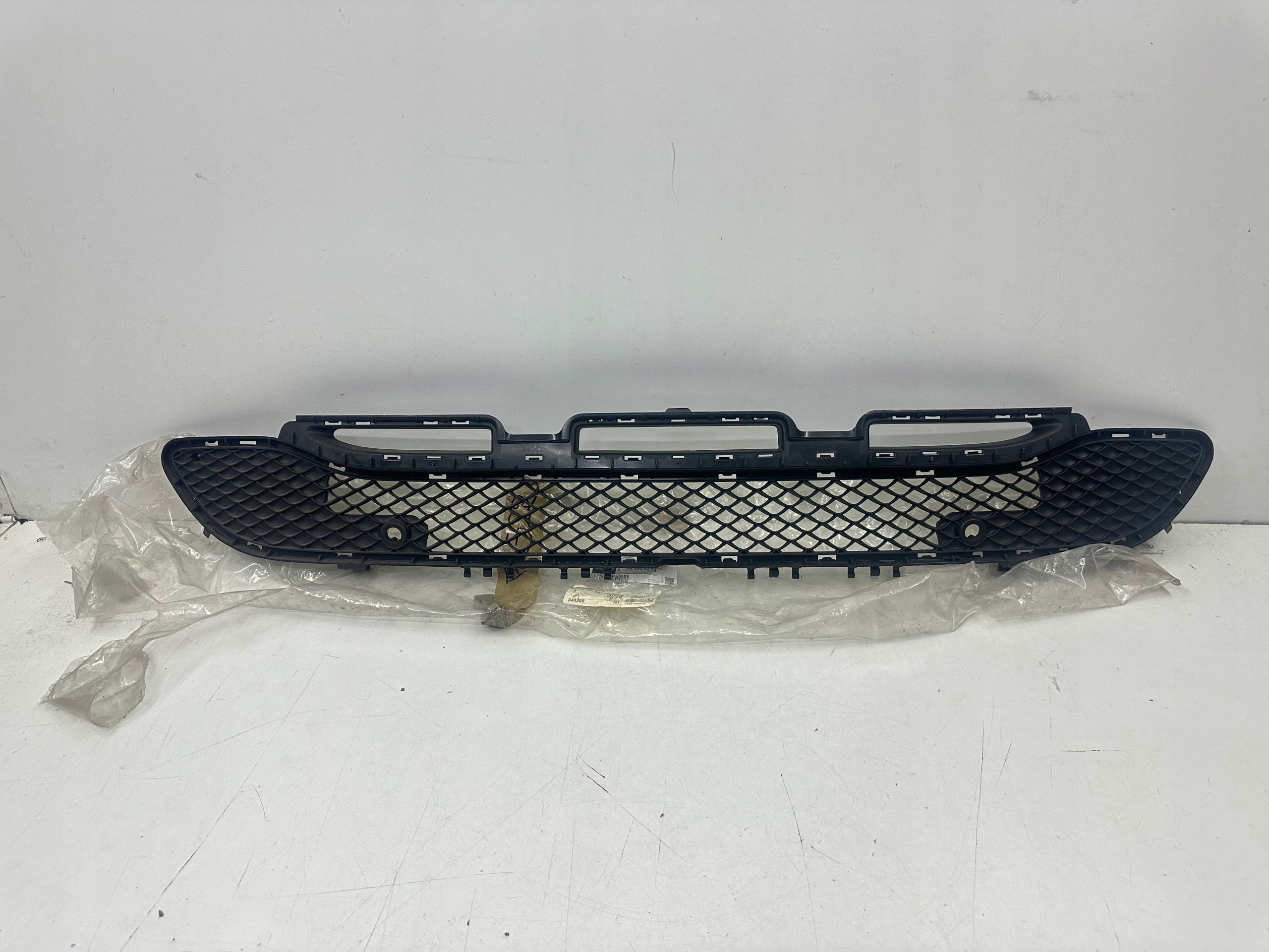 KRATKA ŚRODKOWA ŚRODEK W ZDERZAK PRZÓD MERCEDES GLA W156 A156 X156 NOWA ...