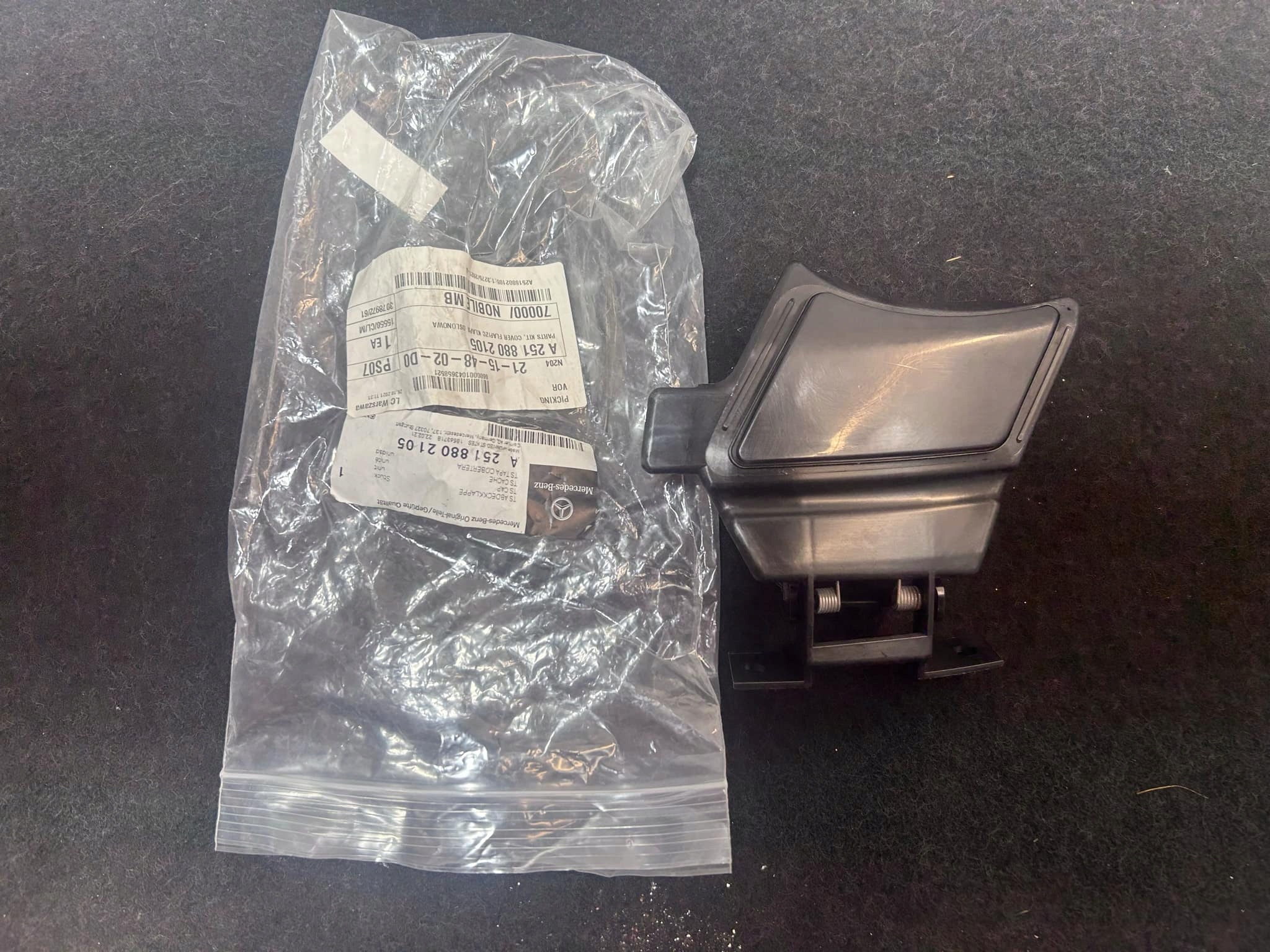 Mercedes Benz R W251 Zaślepka Spryskiwacza Lewa A2518802105 za 99.00PLN ...